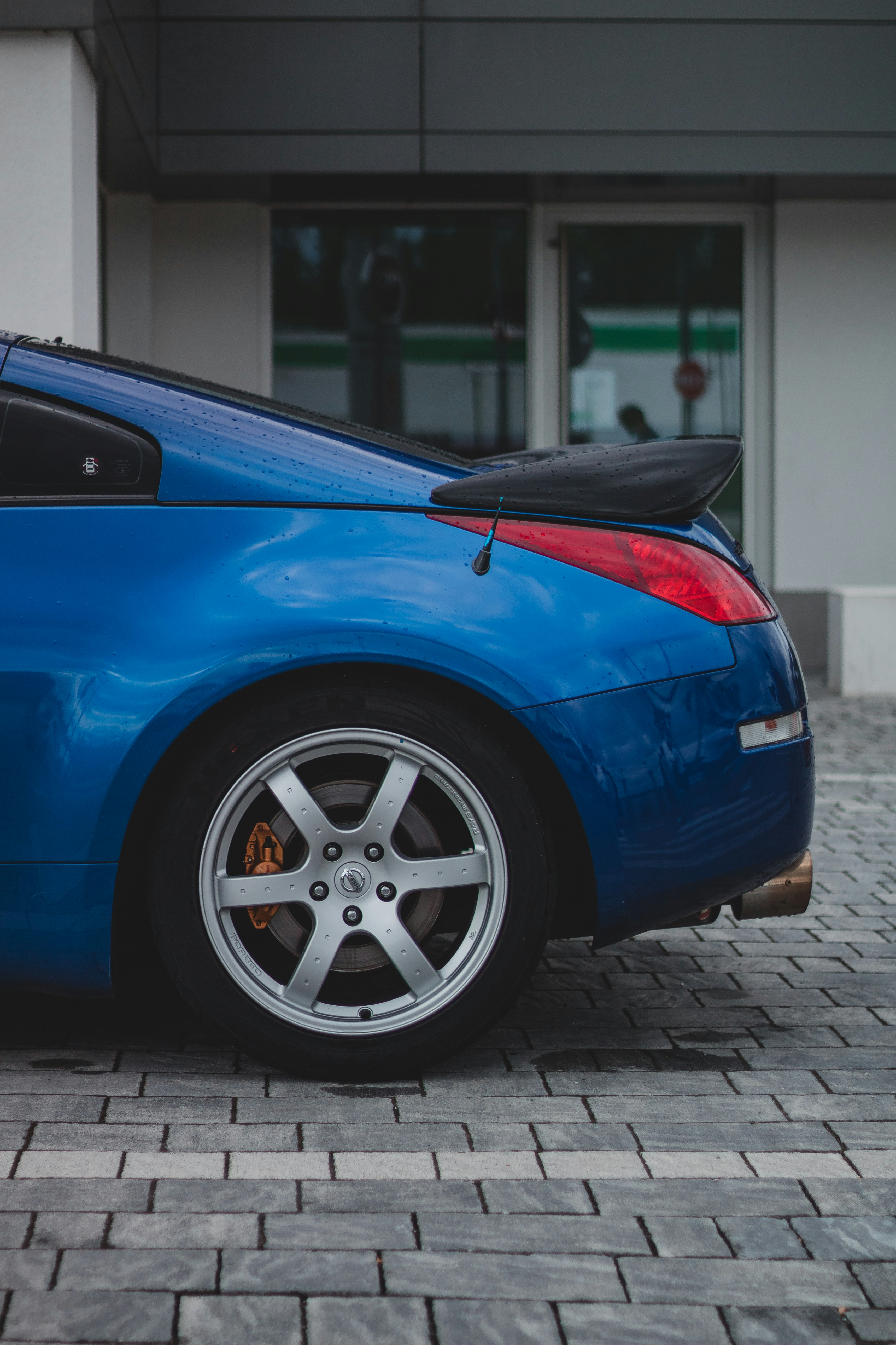 Silver 5 spoke wheel with tire photo – Free Car Image on Unsplash