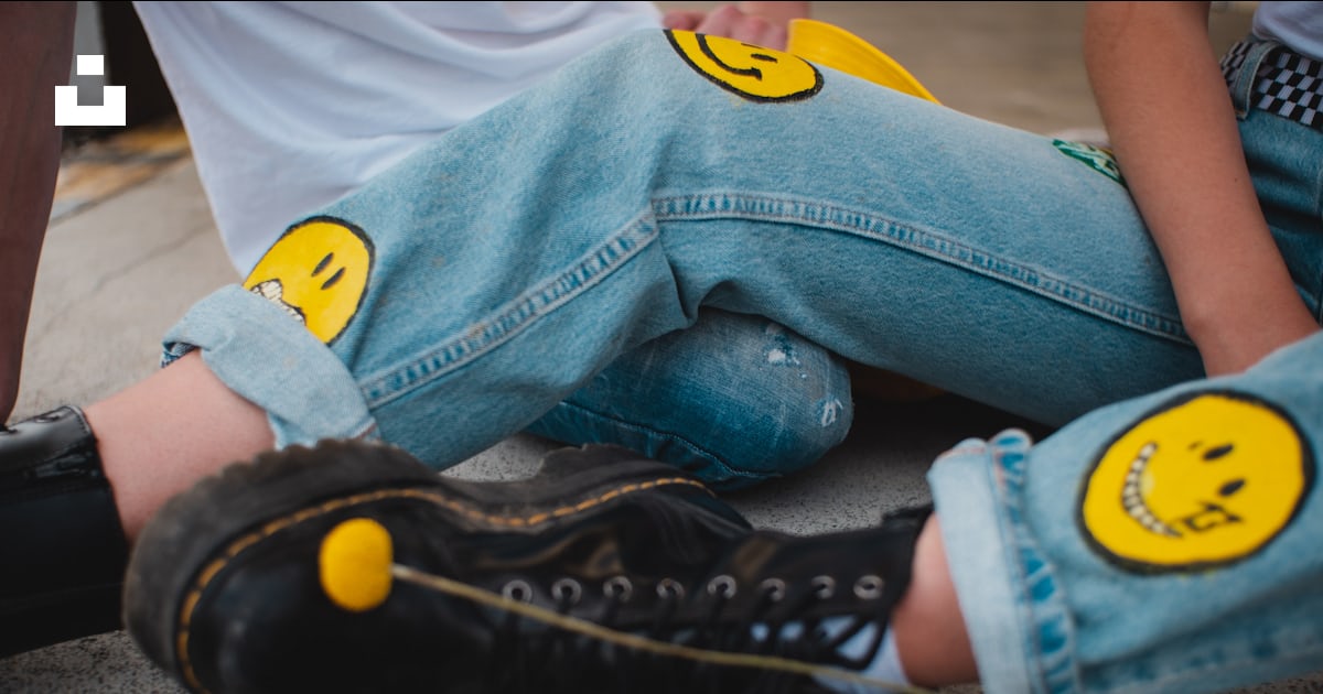 Foto Zum Thema Person In Blauen Jeans Und Schwarzen Converse All Star