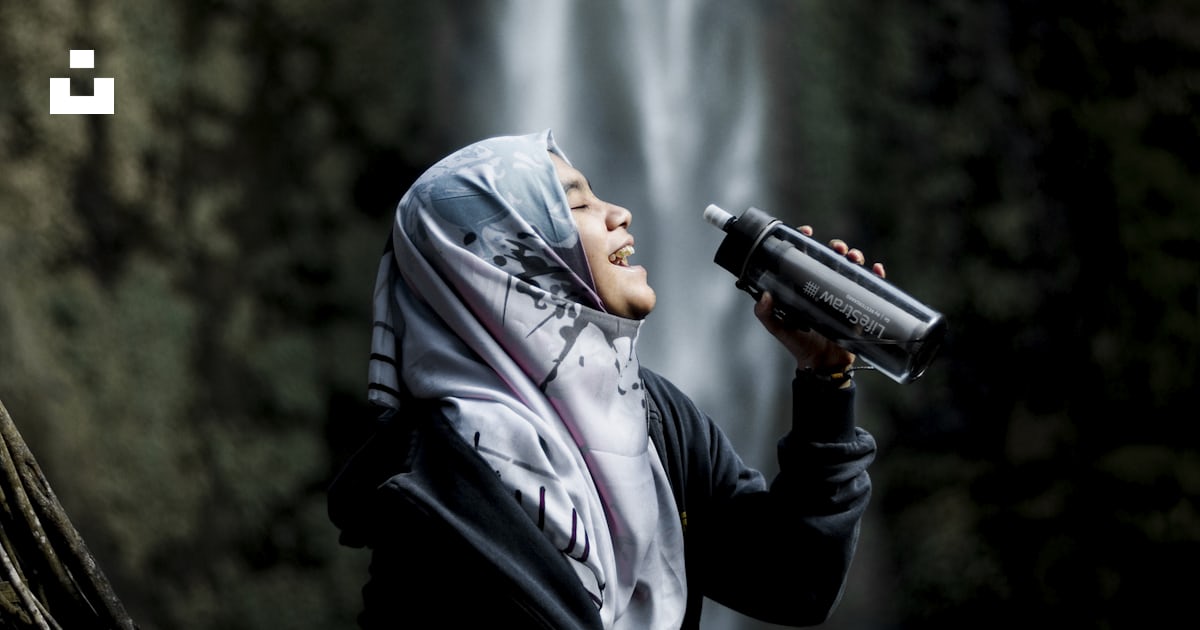 Hombre Con Sudadera Con Capucha Gris Sosteniendo Una Cámara Negra Foto
