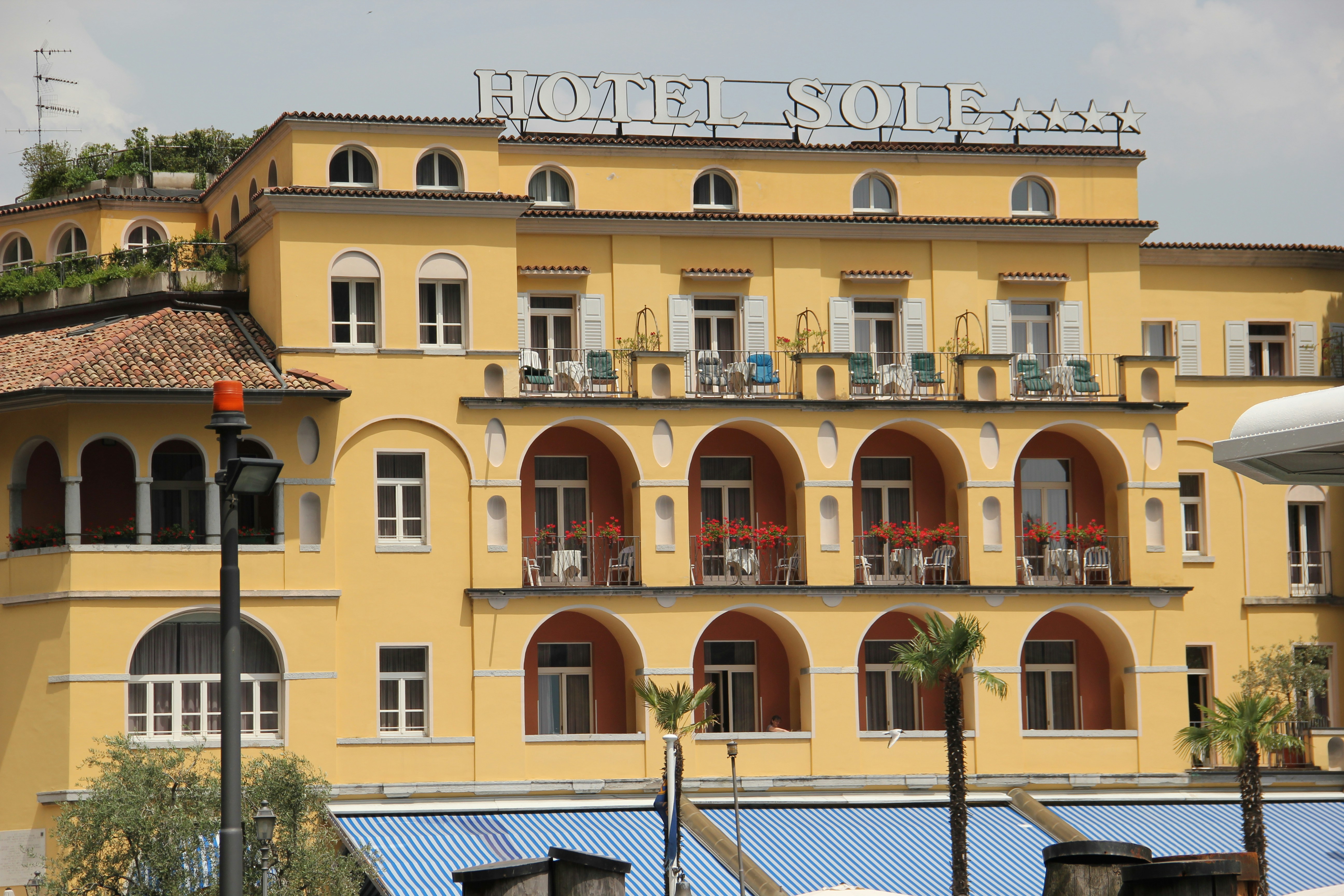 Un grand bâtiment jaune avec beaucoup de fenêtres photo – Photo Riva ...