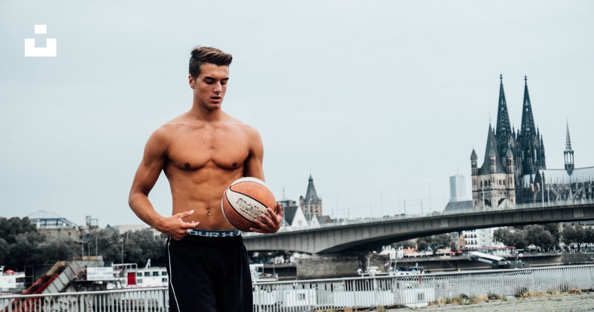 Homme Aux Seins Nus En Pantalon Noir Tenant Un Ballon De Basket Photo