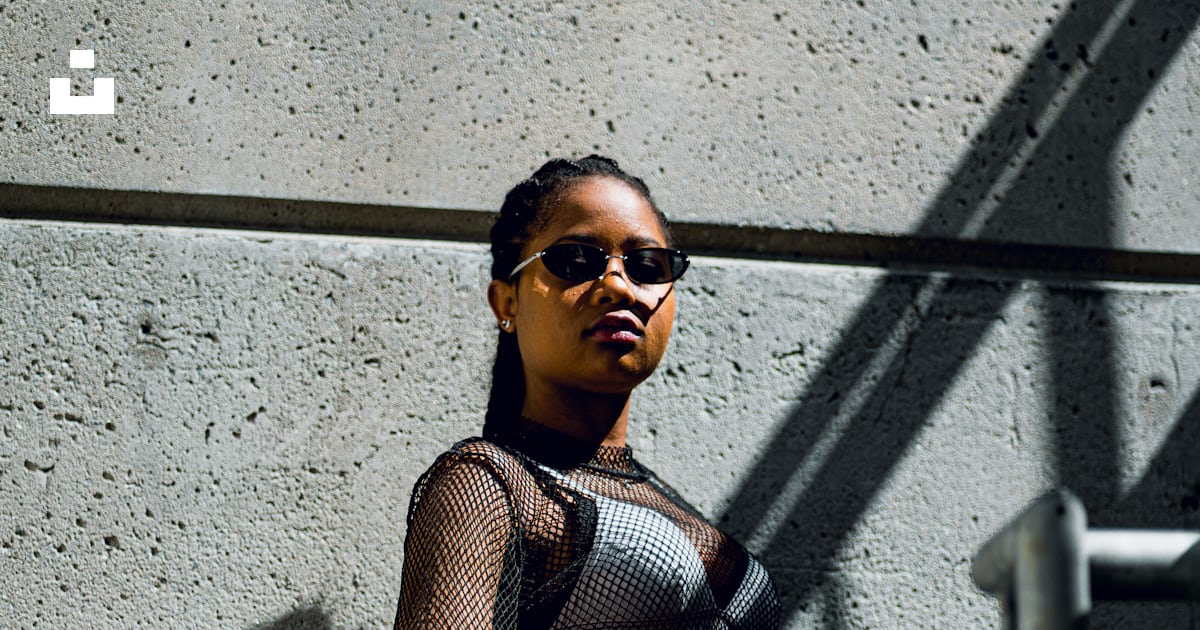 Foto Mujer Con Camiseta Sin Mangas Negra Y Pantalones Cortos Negros Con