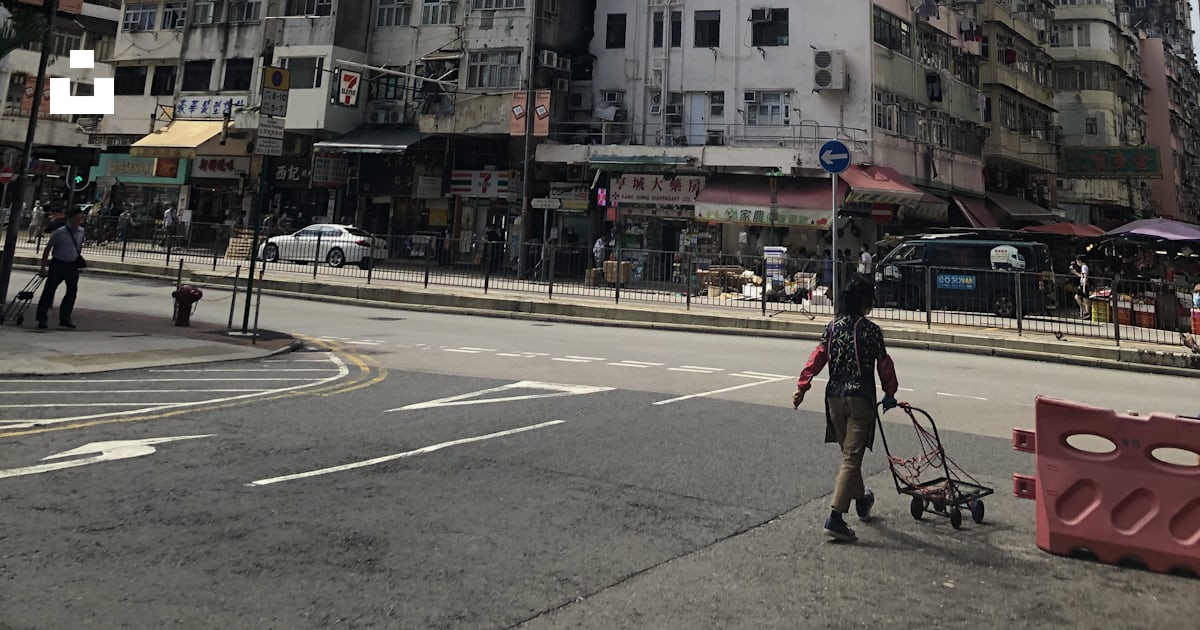 낮에 고층 건물 근처의 보행자 전용 차선을 걷는 사람들 사진 Unsplash의 무료 사람의 이미지