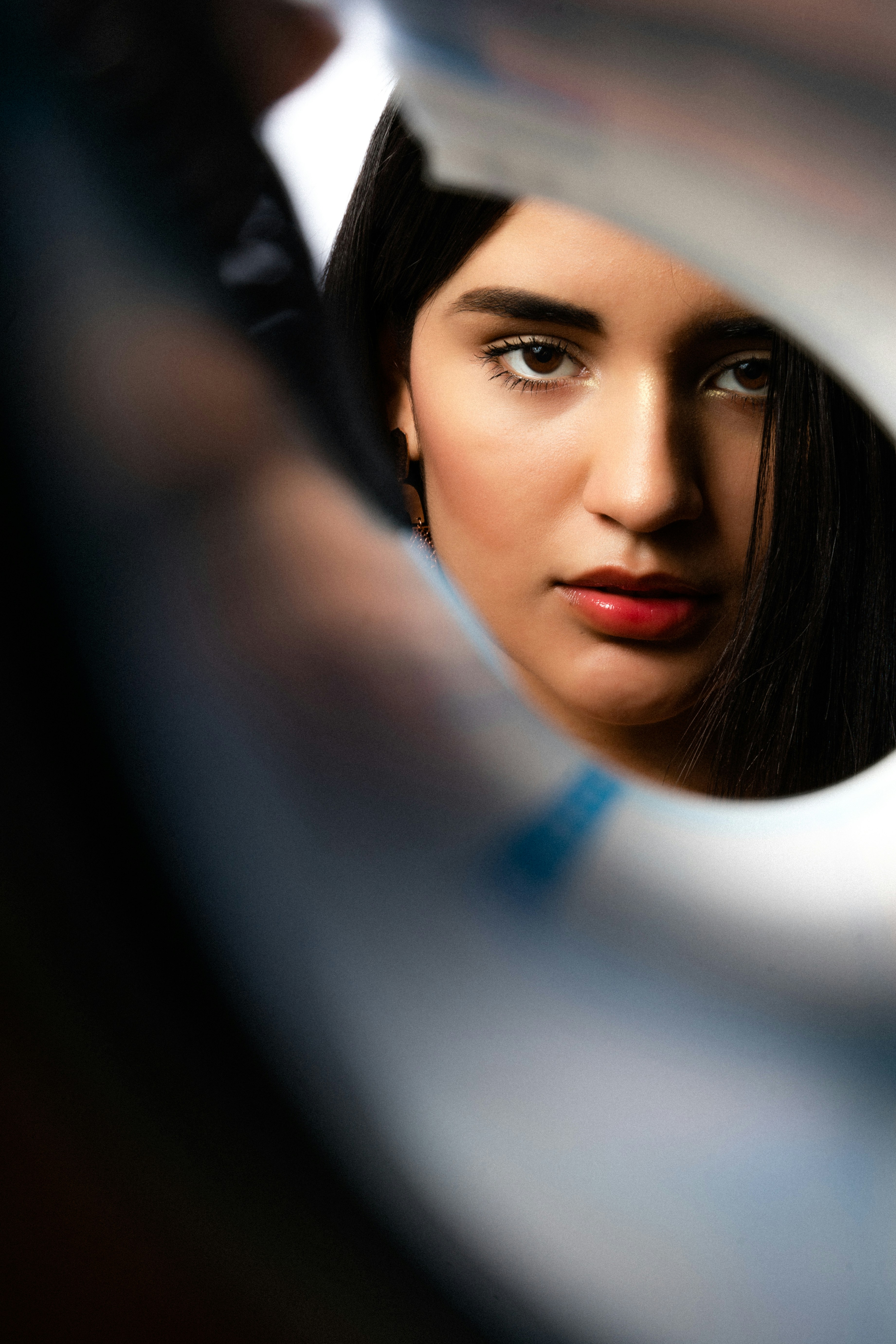 Eye of Focus: A Portrait Through a Circular Frame