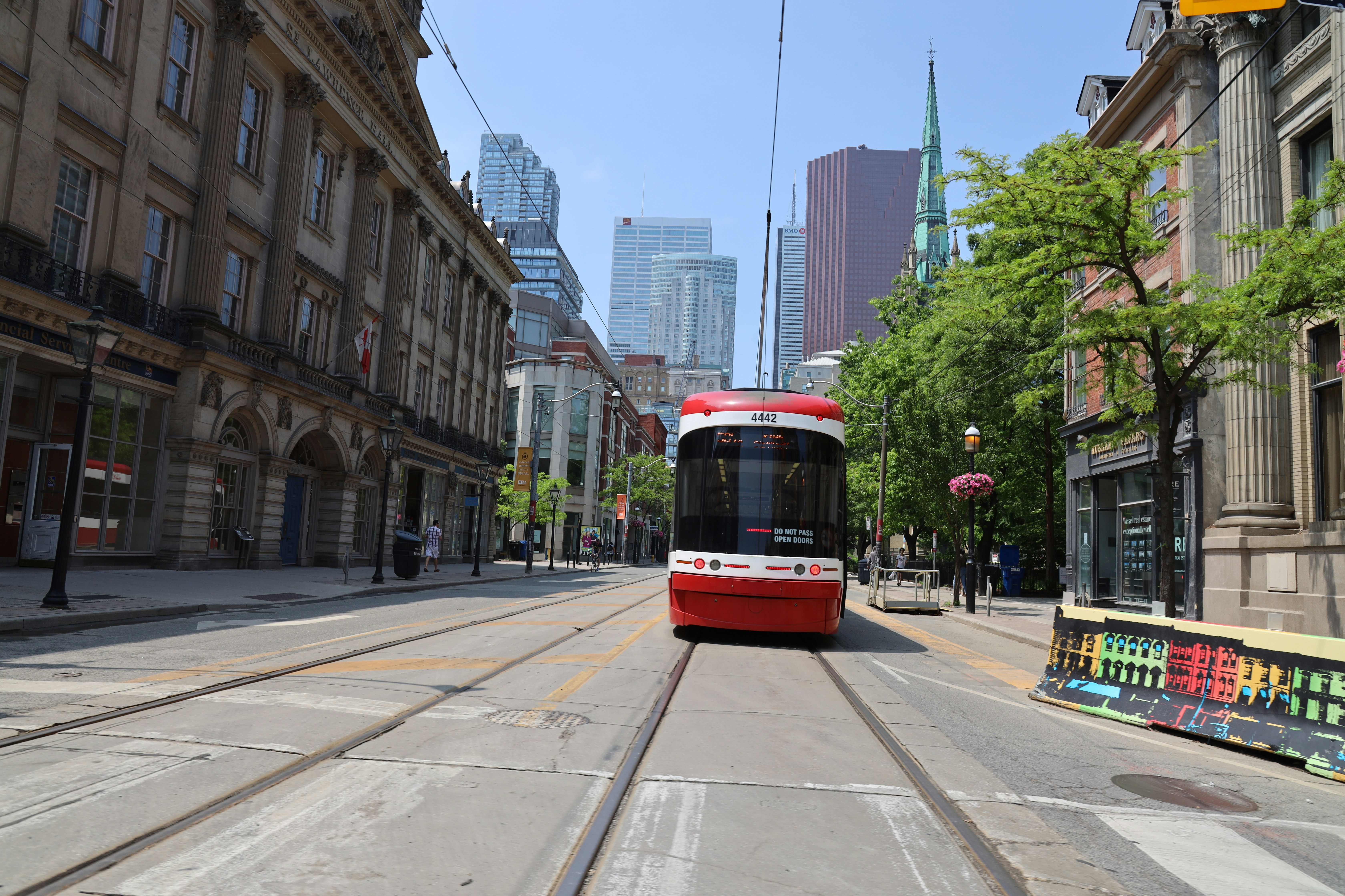 Tramway rouge et blanc sur la route pendant la journée photo – Photo ...