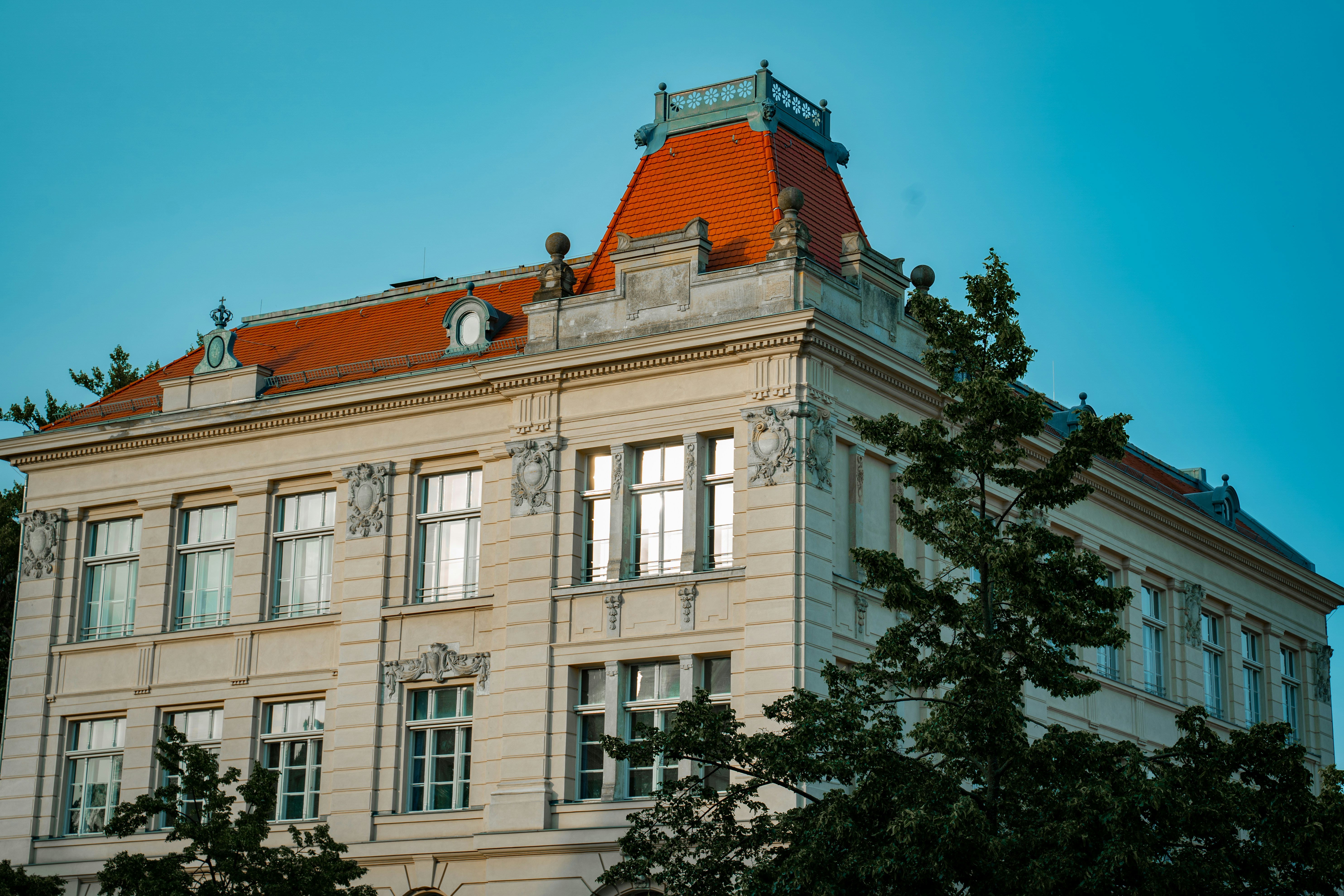 Foto Edificio de hormigón blanco y marrón bajo un cielo azul durante el día – Imagen Potsdam ...