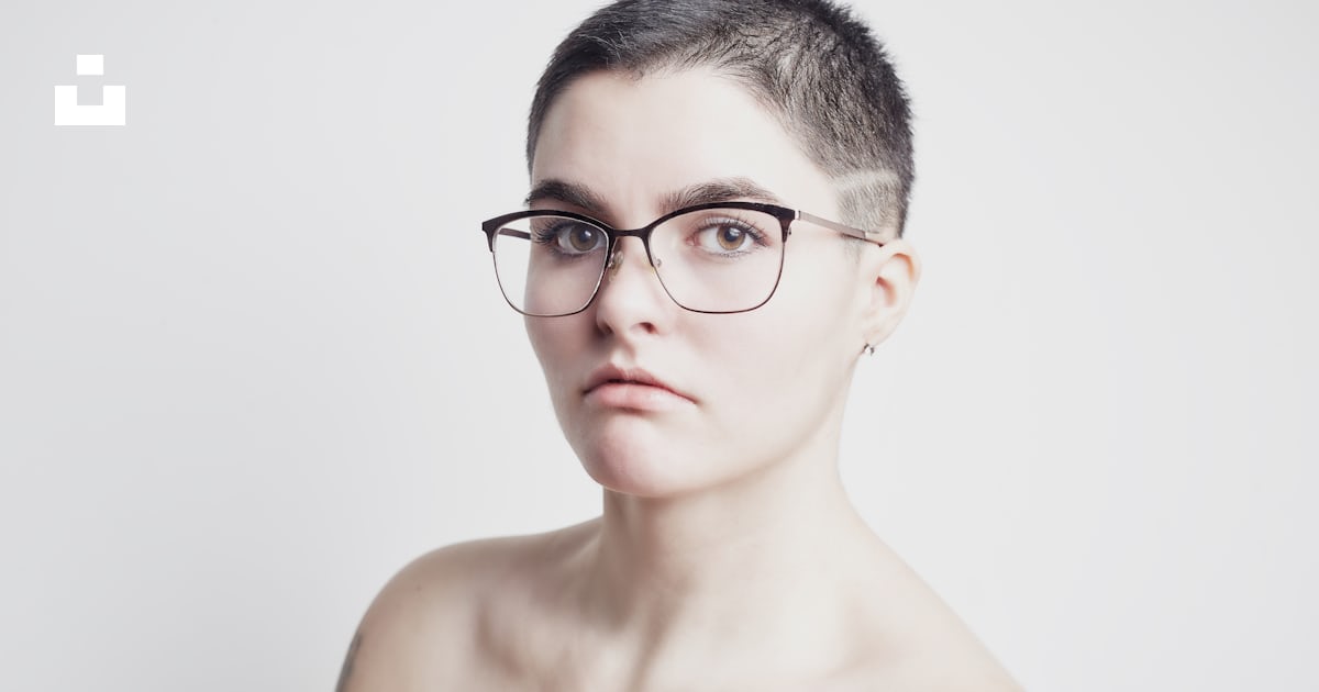Foto Zum Thema Oben Ohne Mann Mit Schwarz Gerahmter Brille