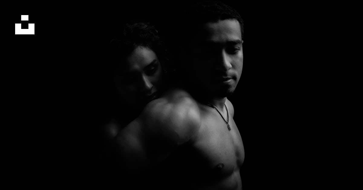 Homme Aux Seins Nus Dans La Photographie En Niveaux De Gris Photo