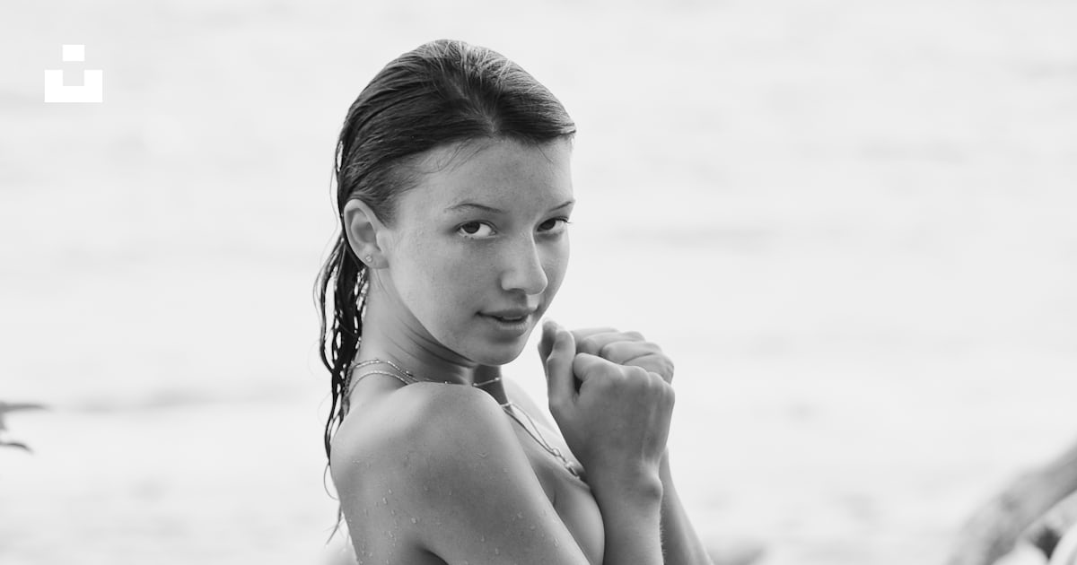 Femme Aux Seins Nus Portant Une Culotte Noire Debout Sur La Plage Photo