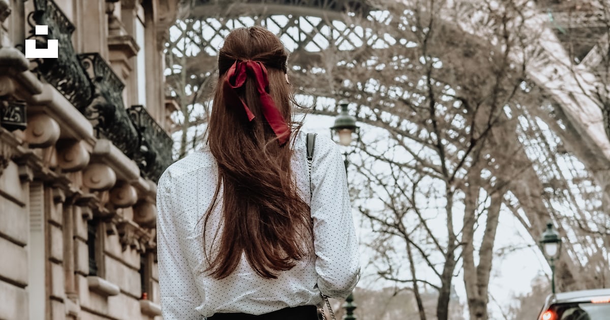 낮 동안 보도에 서 있는 흰색과 검은색 긴팔 드레스를 입은 여자 사진 Unsplash의 무료 파리 이미지