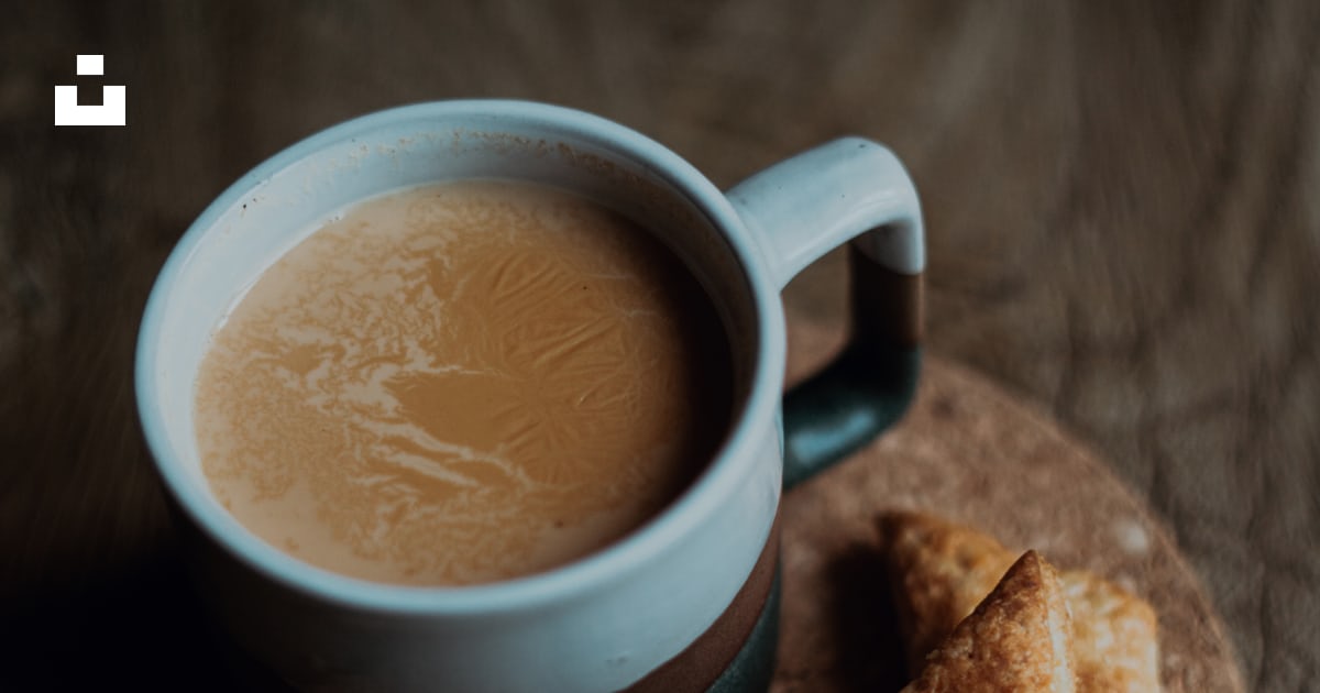 Tasse En Céramique Blanche Et Bleue Avec Un Liquide Brun à Lintérieur