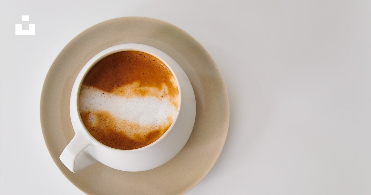 Tasse En Céramique Blanche Avec Un Liquide Brun à Lintérieur Photo