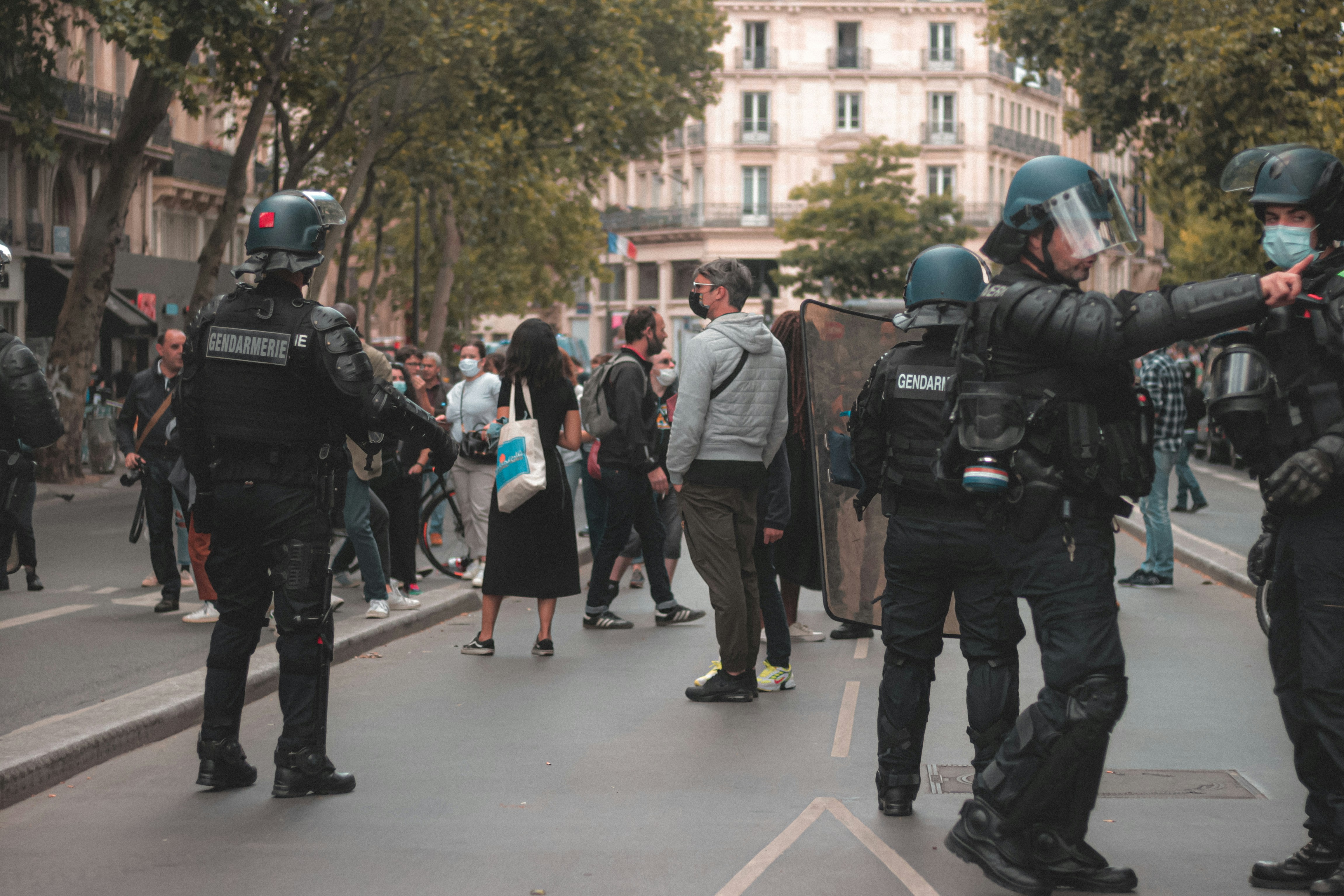 Personnes marchant dans la rue pendant la journée photo – Image ...