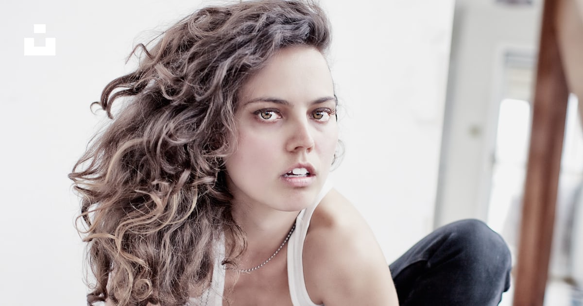Foto Mujer En Camiseta Blanca Sin Mangas Y Jeans De Mezclilla Azul