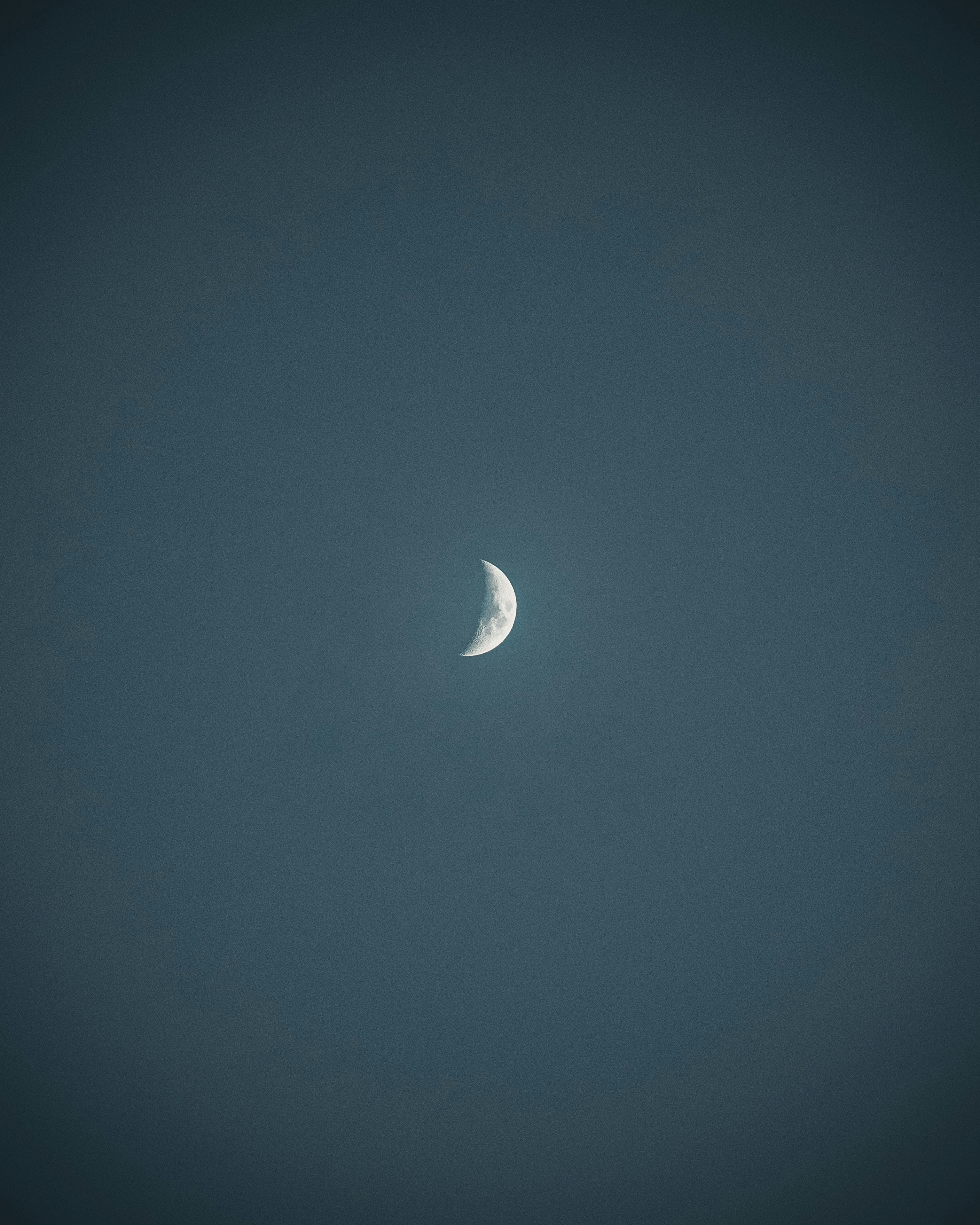 White crescent moon in blue sky photo – Free Grey Image on Unsplash