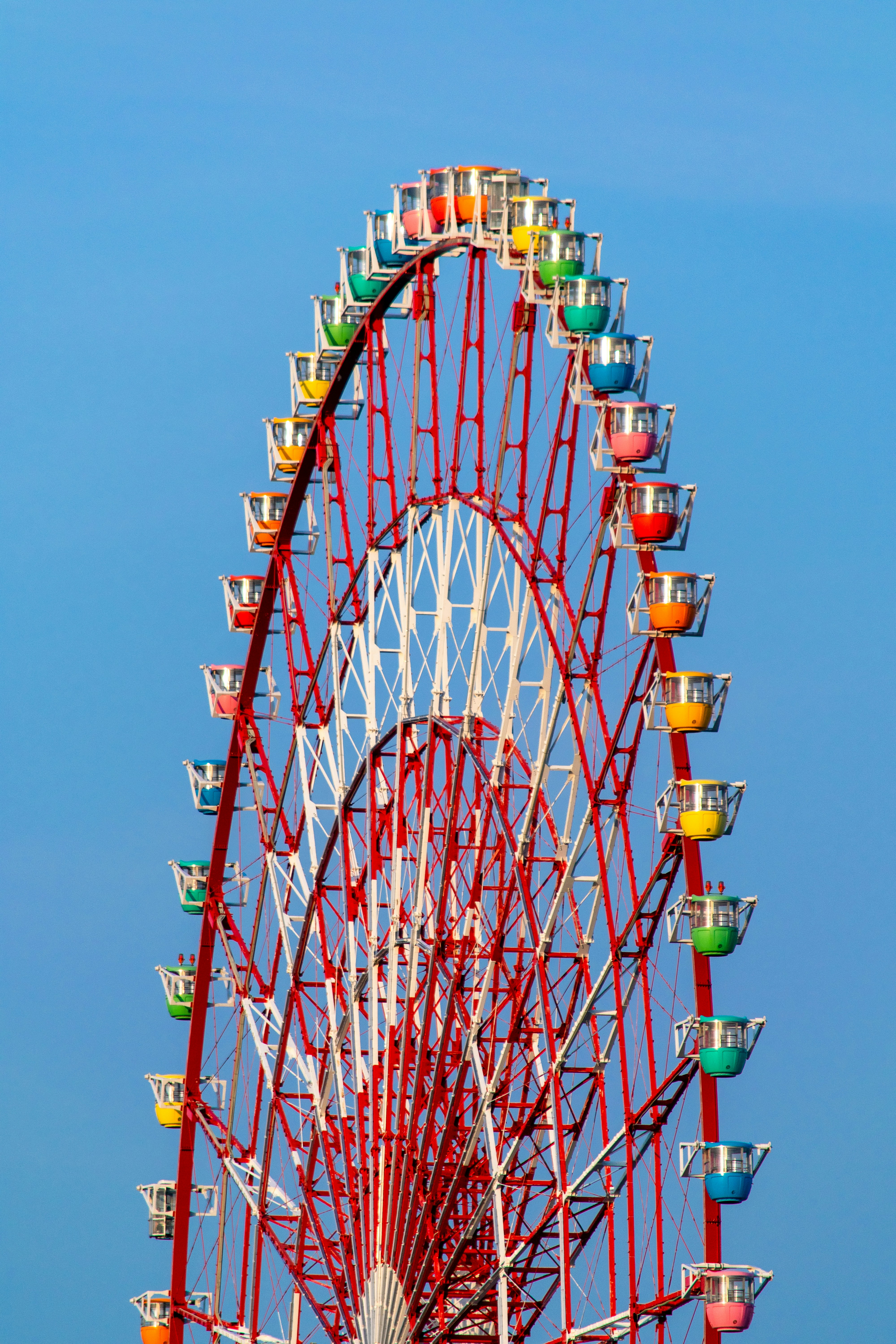 Grande roue rouge et jaune sous un ciel bleu pendant la journée photo ...