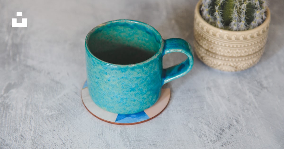 Tasse En Céramique Bleue Et Marron Sur Soucoupe En Céramique Blanche Et