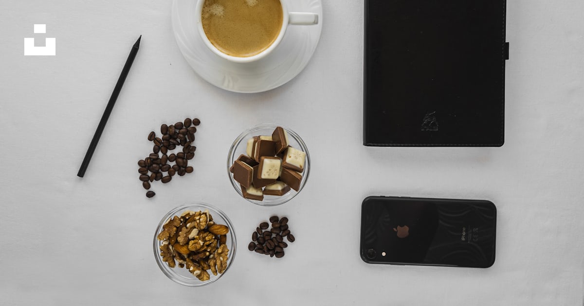 Tasse En Céramique Blanche Avec Un Liquide Brun à Lintérieur Photo