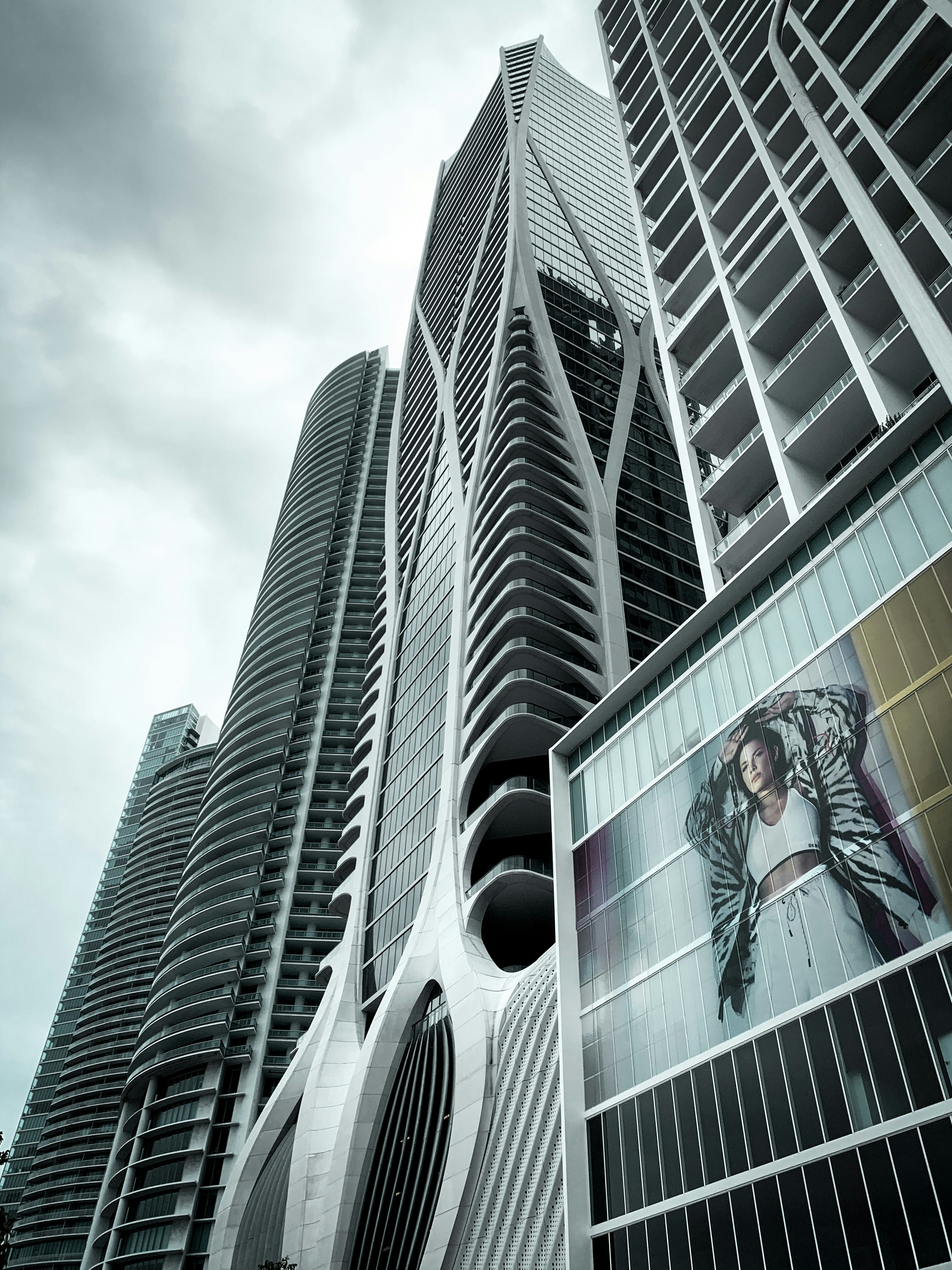 Curvilinear Monoliths: Glass, Steel, and a Portrait of Urban Scale