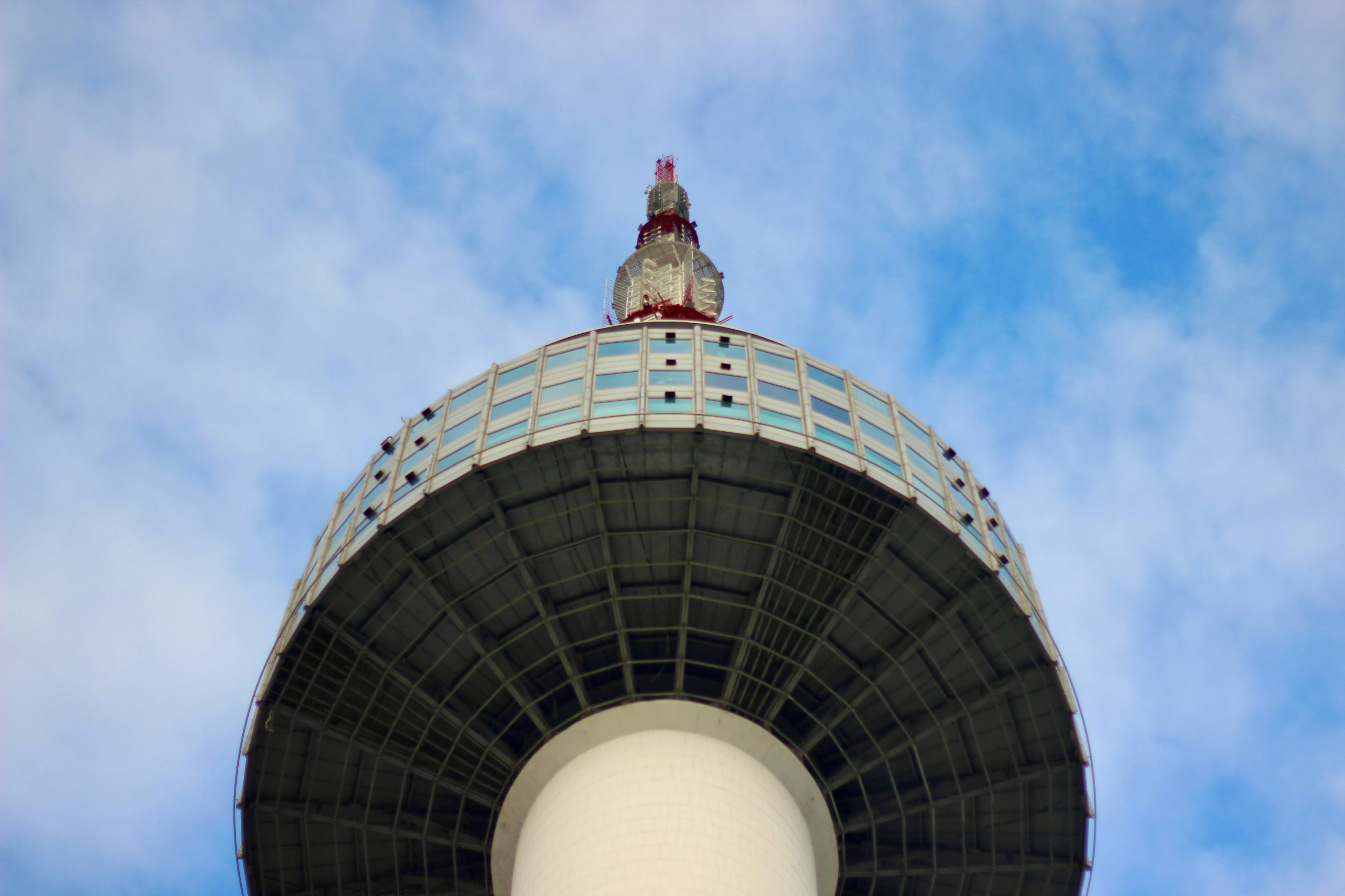 Bâtiment rond blanc et gris sous le ciel bleu pendant la journée photo ...