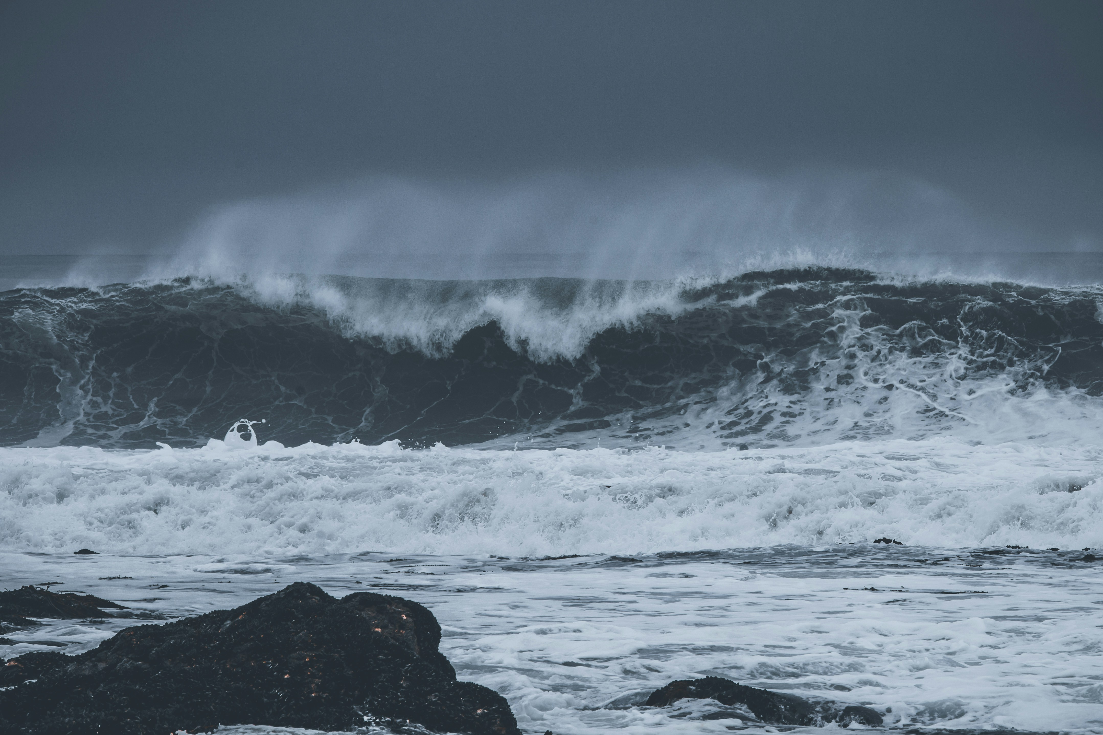 바위에 부딪히는 파도 사진 – Unsplash의 무료 바닷가 이미지