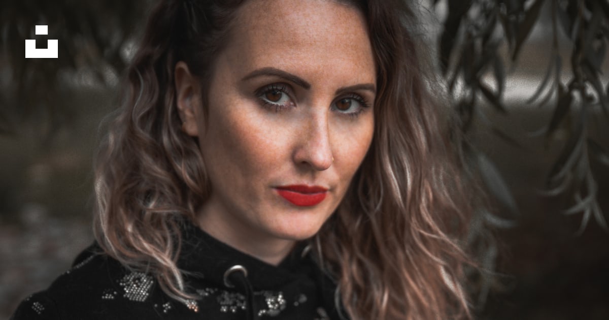 Mujer Con Camisa De Vestir Floral Blanca Y Negra Foto Imagen De Cabello Rubio Gratuita En Unsplash