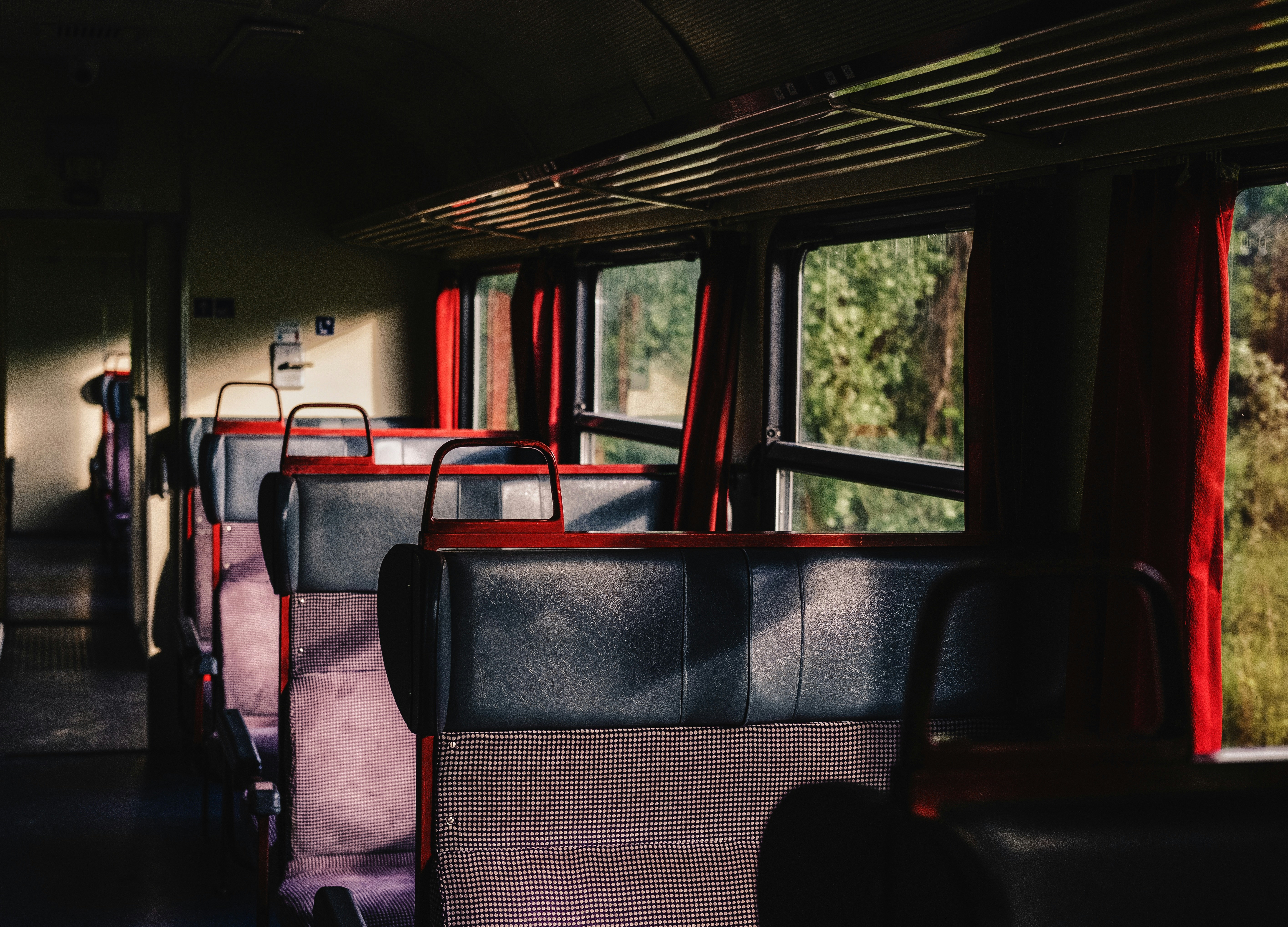 Gray and red bus seats photo – Free Tfc Image on Unsplash