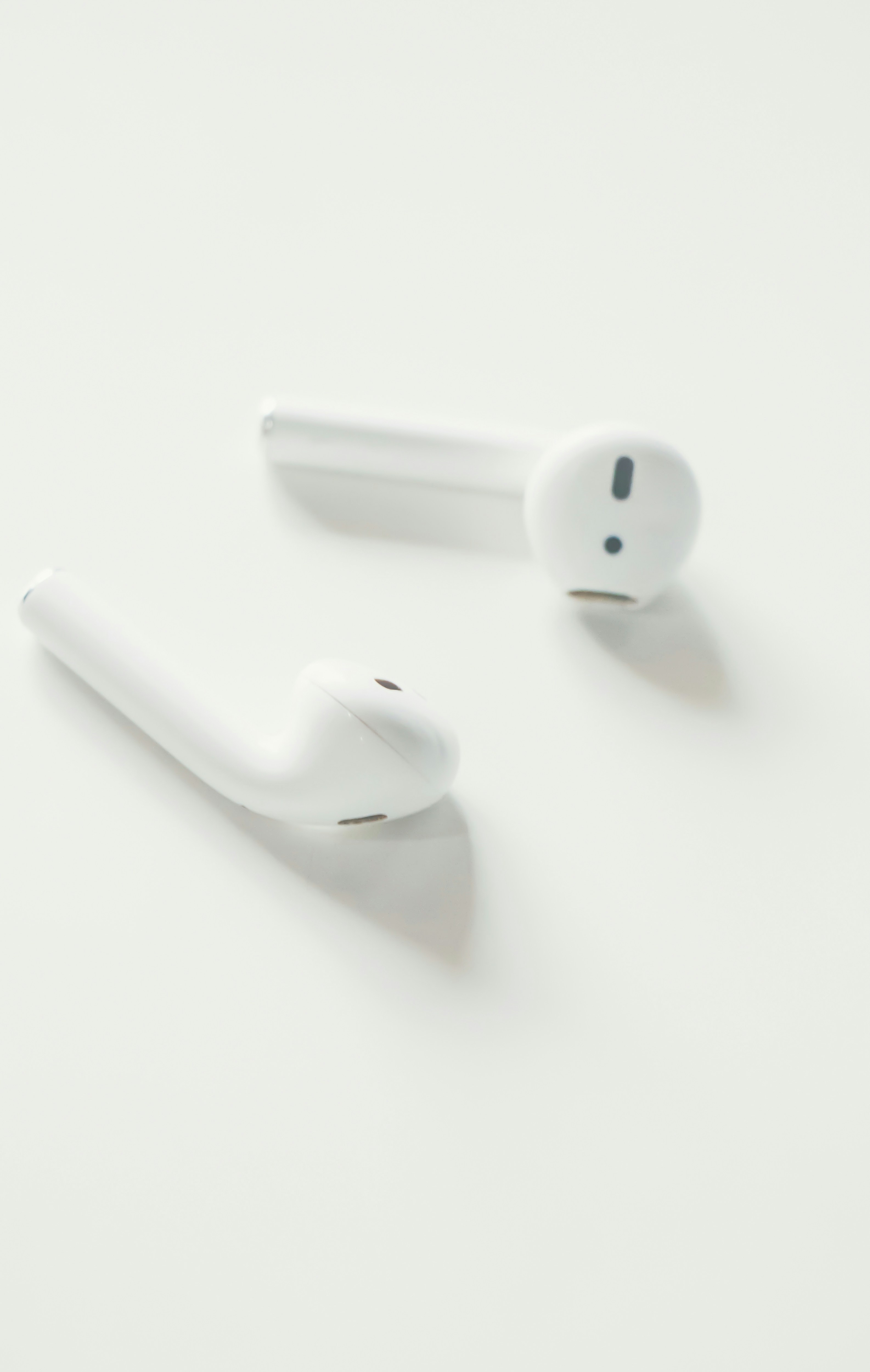 White apple earpods on white surface photo – Free Grey Image on Unsplash