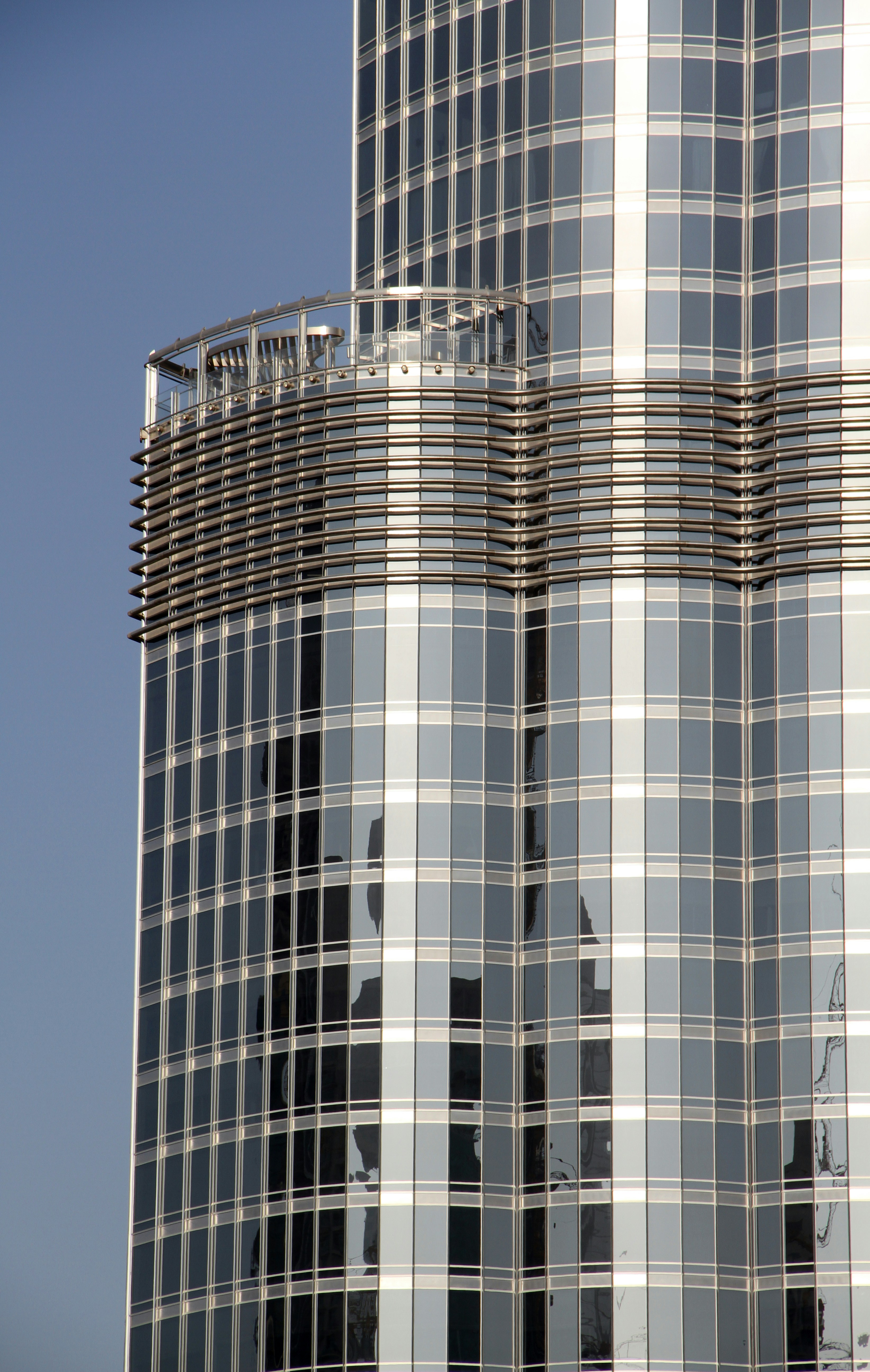 Tiers of Light and Steel: The Curved Facade of a Glass Tower