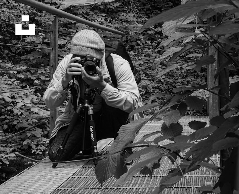 Dslr 카메라를 들고 있는 남자의 회색조 사진 사진 Unsplash의 무료 회색 이미지