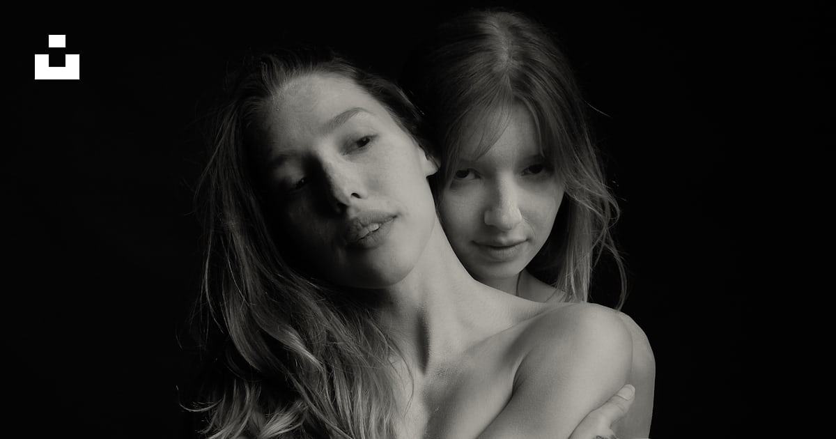 Femme Aux Seins Nus Avec Sa Main Sur Sa Tête Photo Photo Le Noir