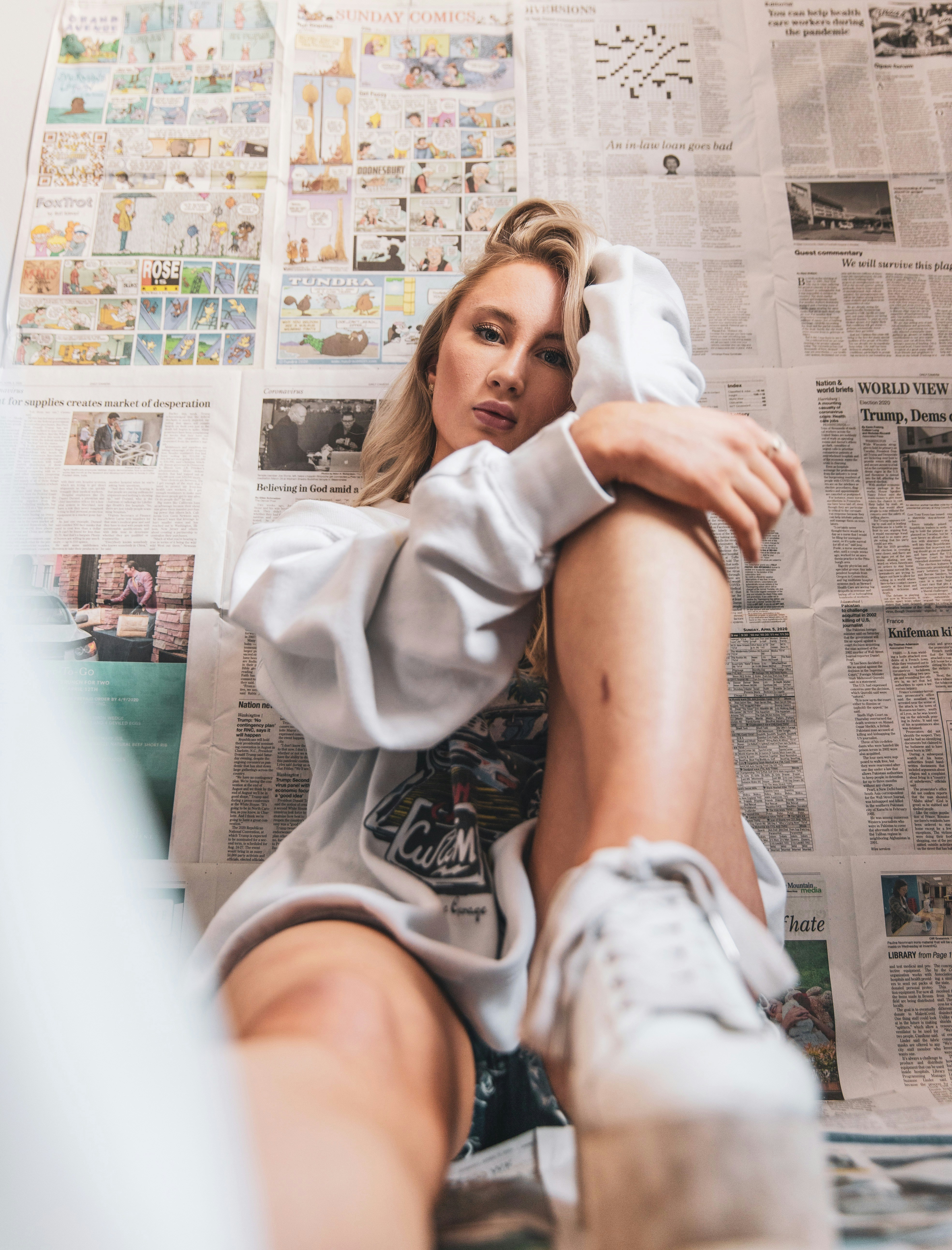 Femme en robe blanche assise sur une chaise blanche photo – Photo Gris Gratuite sur Unsplash