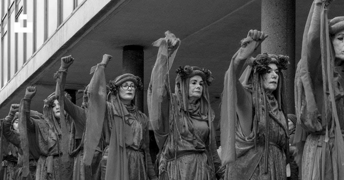 Foto Foto En Escala De Grises De Mujer Vestida Imagen Reino Unido