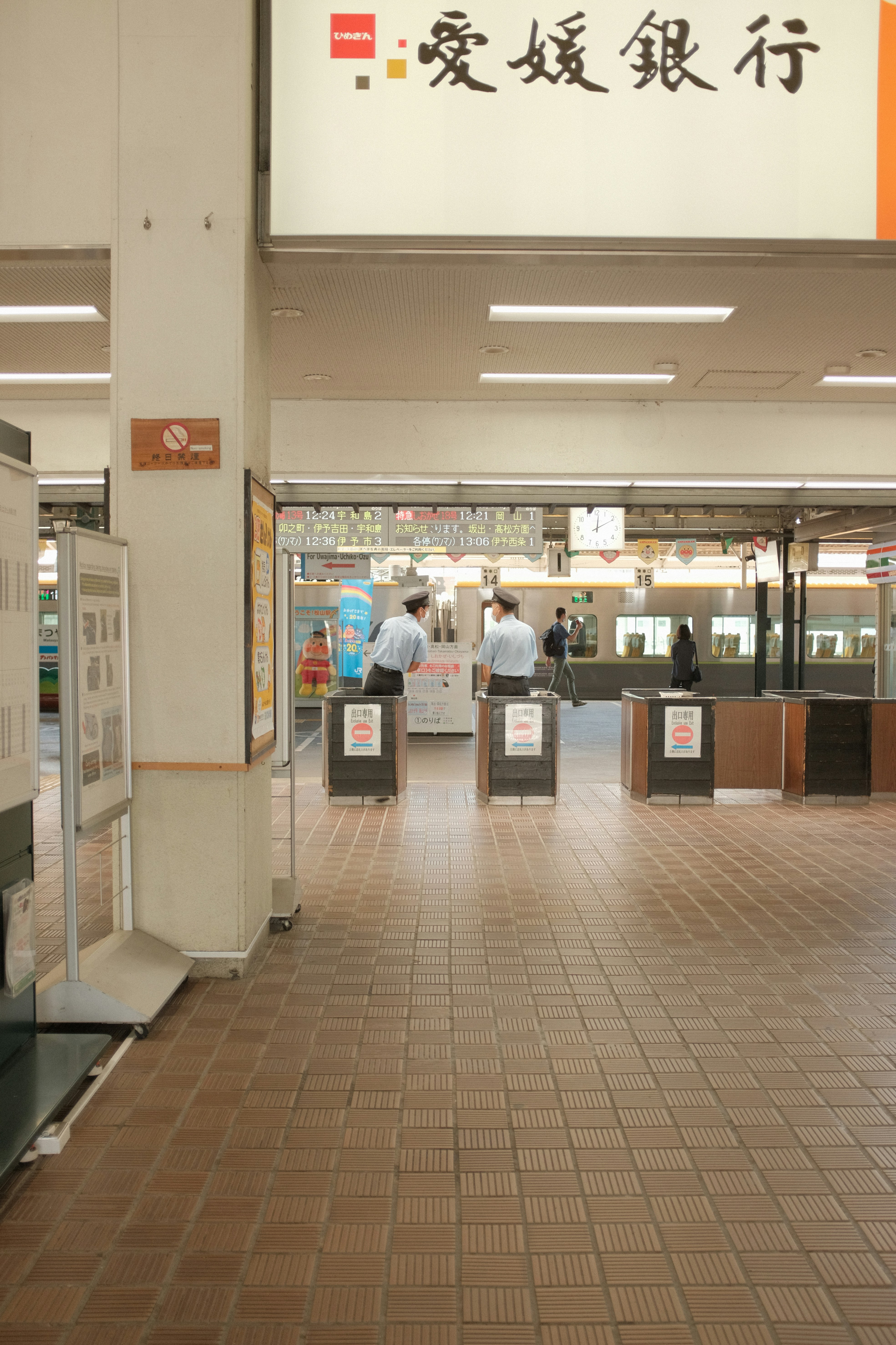 Personas de pie frente al mostrador foto – Imagen de Humano gratuita en ...
