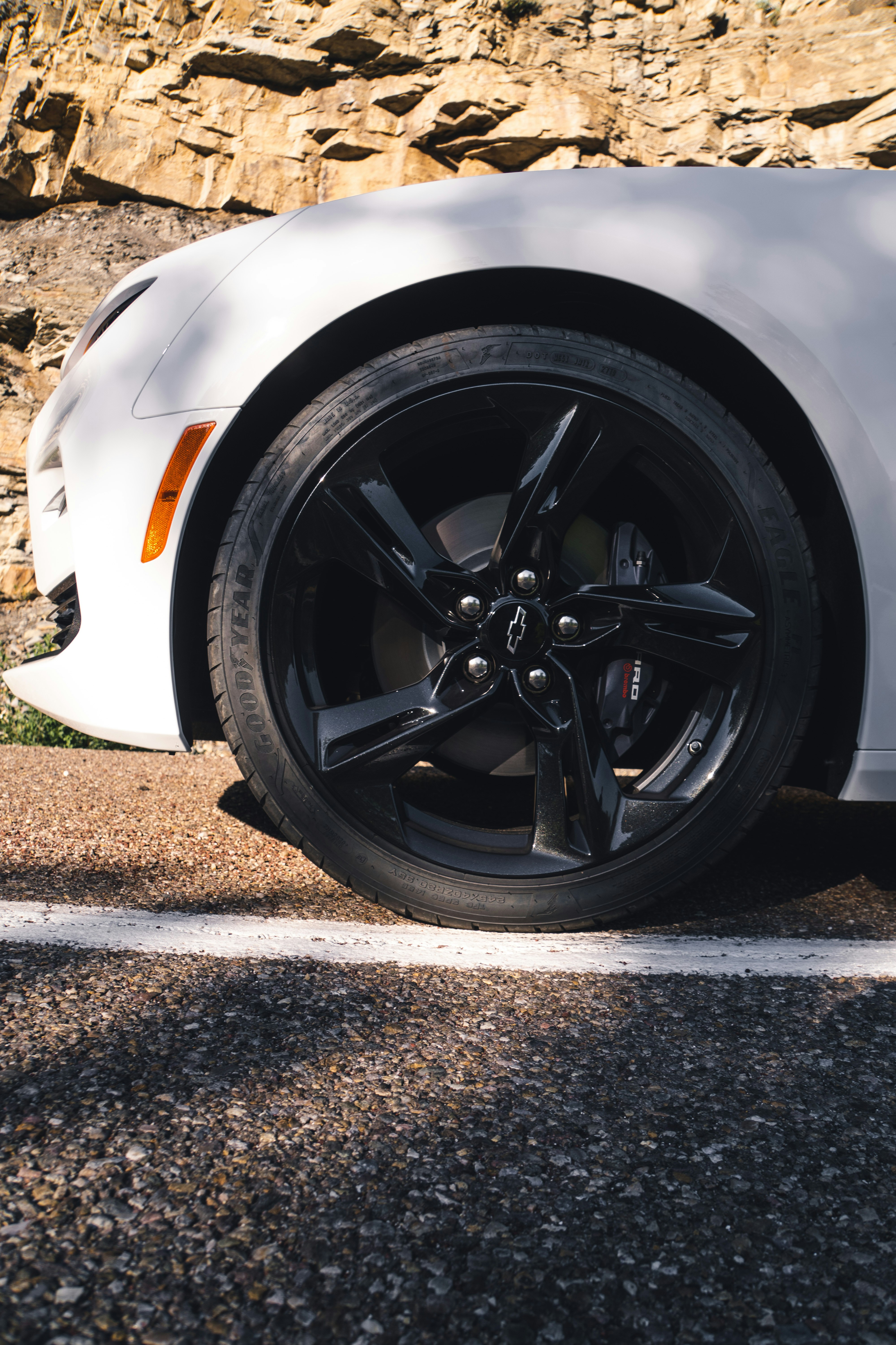 Coche blanco con llanta negra foto – Imagen de Coche gratuita en Unsplash