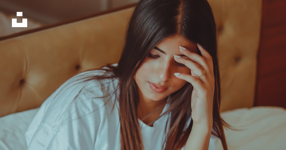 침대에 앉아 하얀 드레스를 입은 여자 사진 Unsplash의 무료 의류 이미지