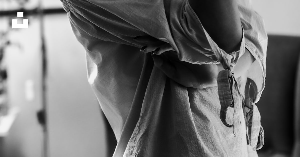 하얀 드레스를 입은 여자의 그레이스케일 사진 사진 Unsplash의 무료 프랑크 라이히 이미지