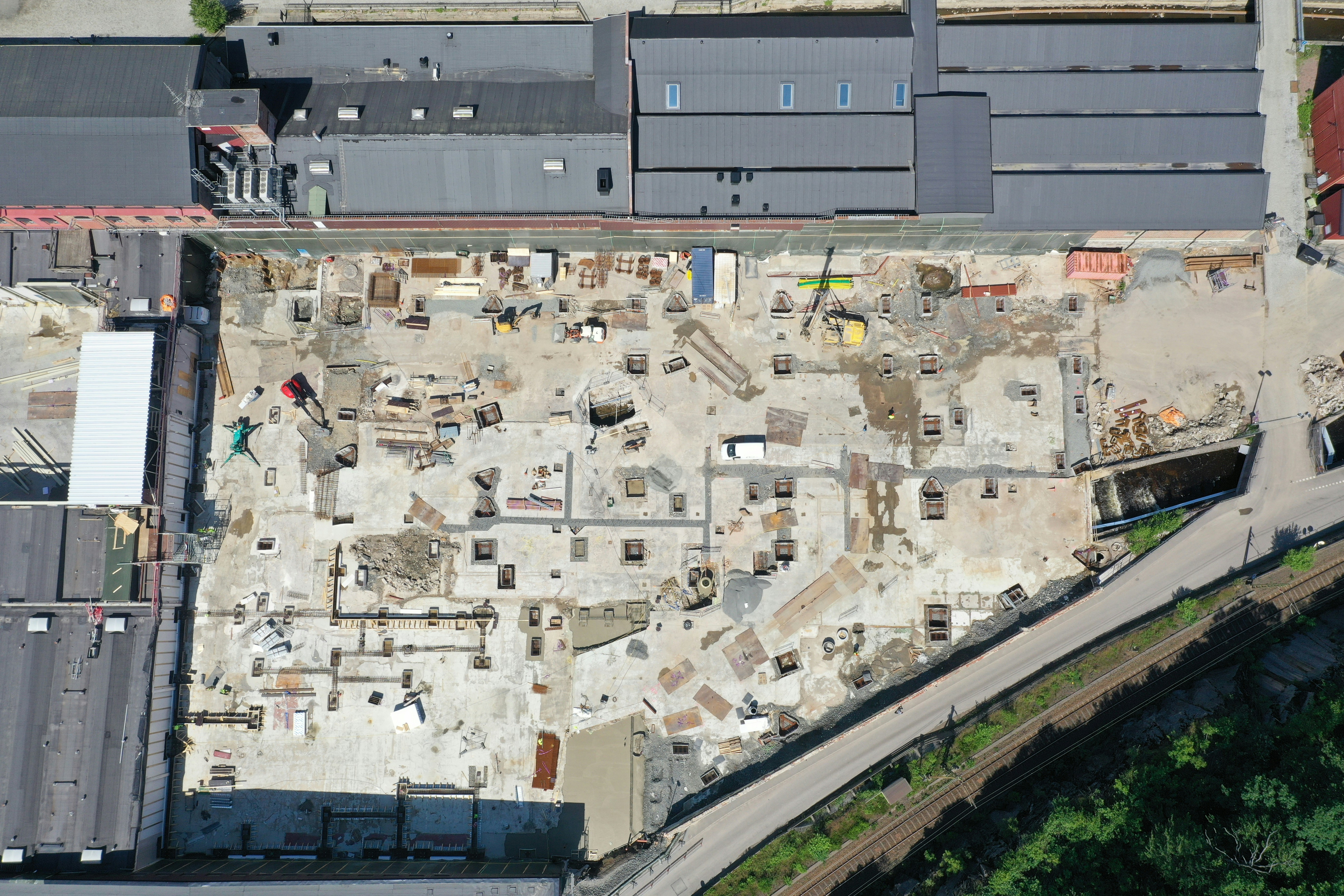 Rubble and Construction Hub: A Rooftop-Fragment Landscape