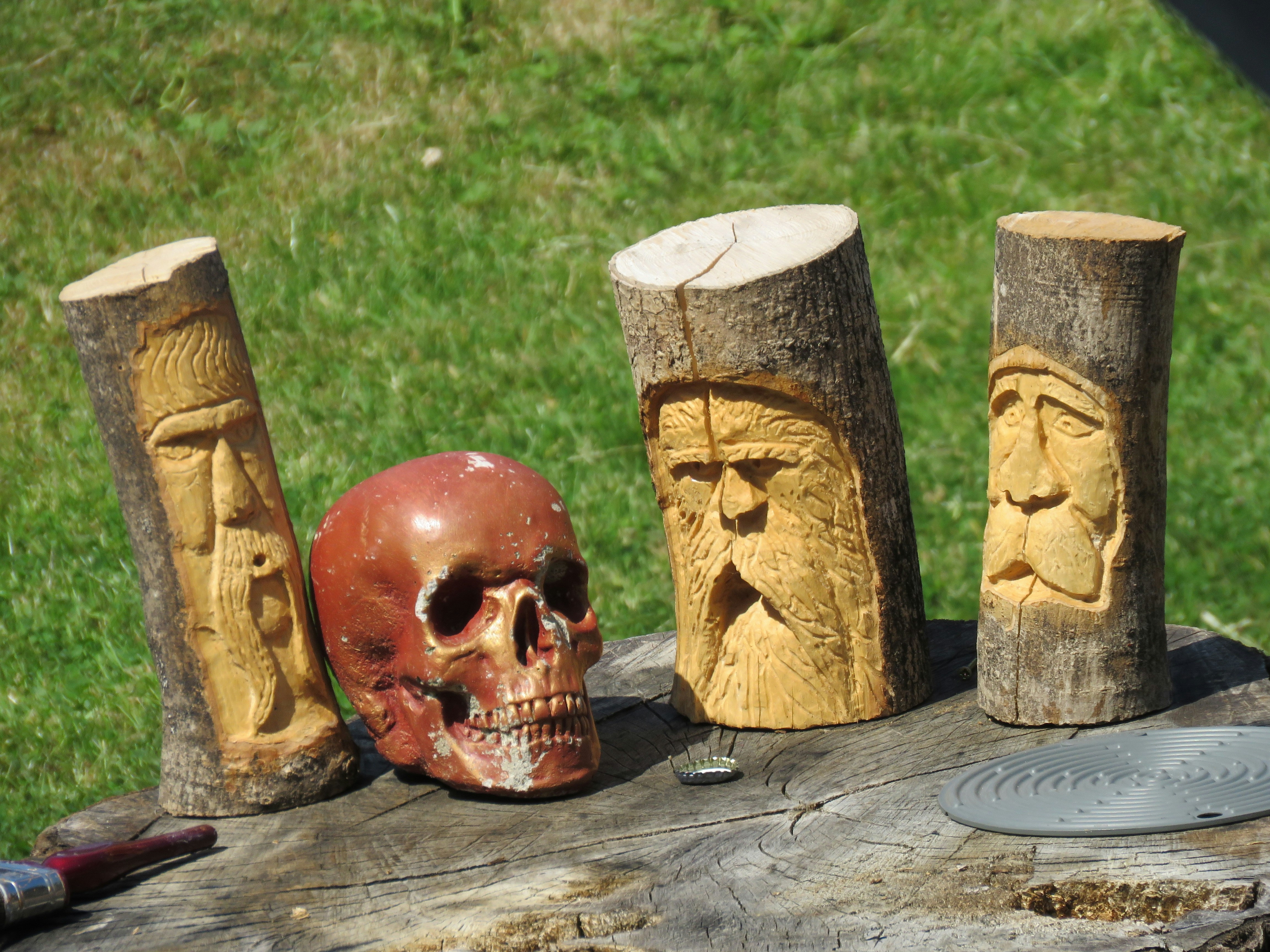 Figurine sculptée de visage humain en bois brun photo – Image gratuite ...