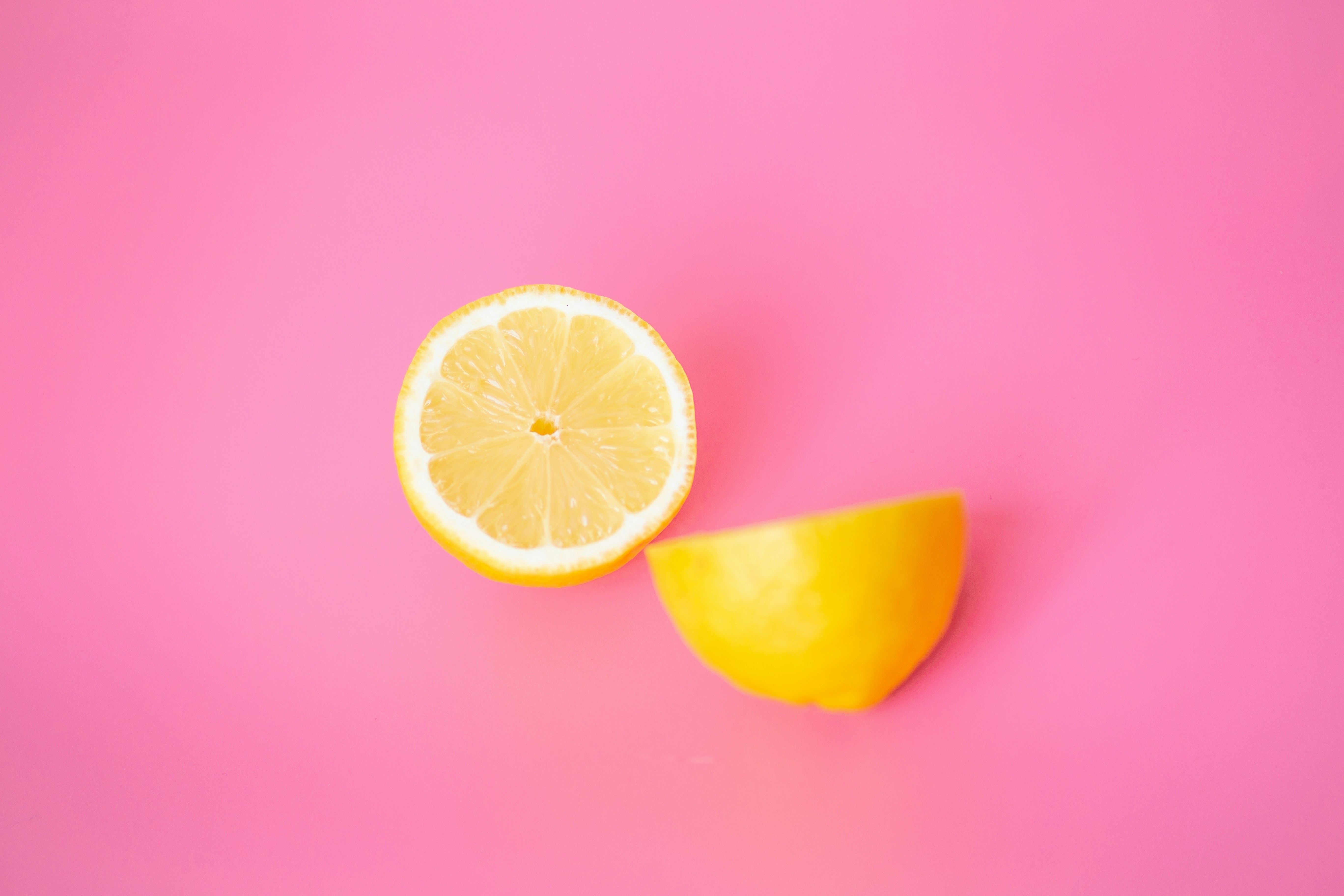Citron tranché sur surface rose photo – Photo Jaune Gratuite sur Unsplash