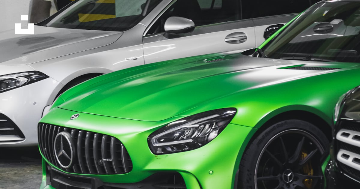 회색 콘크리트 바닥에 주차된 녹색 Bmw M 3 쿠페 사진 Unsplash의 무료 모 렐 리아 이미지