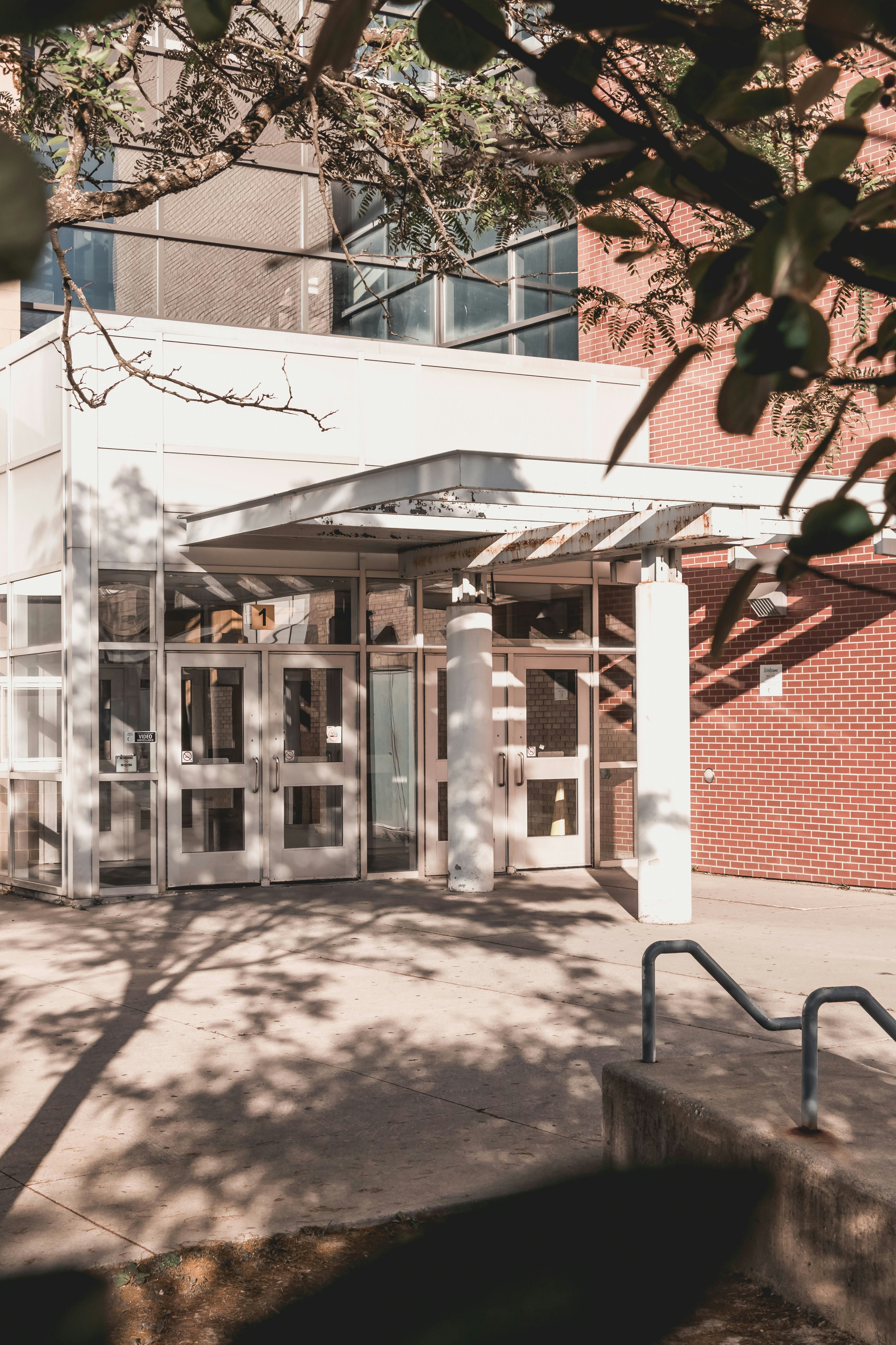 Bâtiment en béton blanc et brun photo – Photo Patio Gratuite sur Unsplash