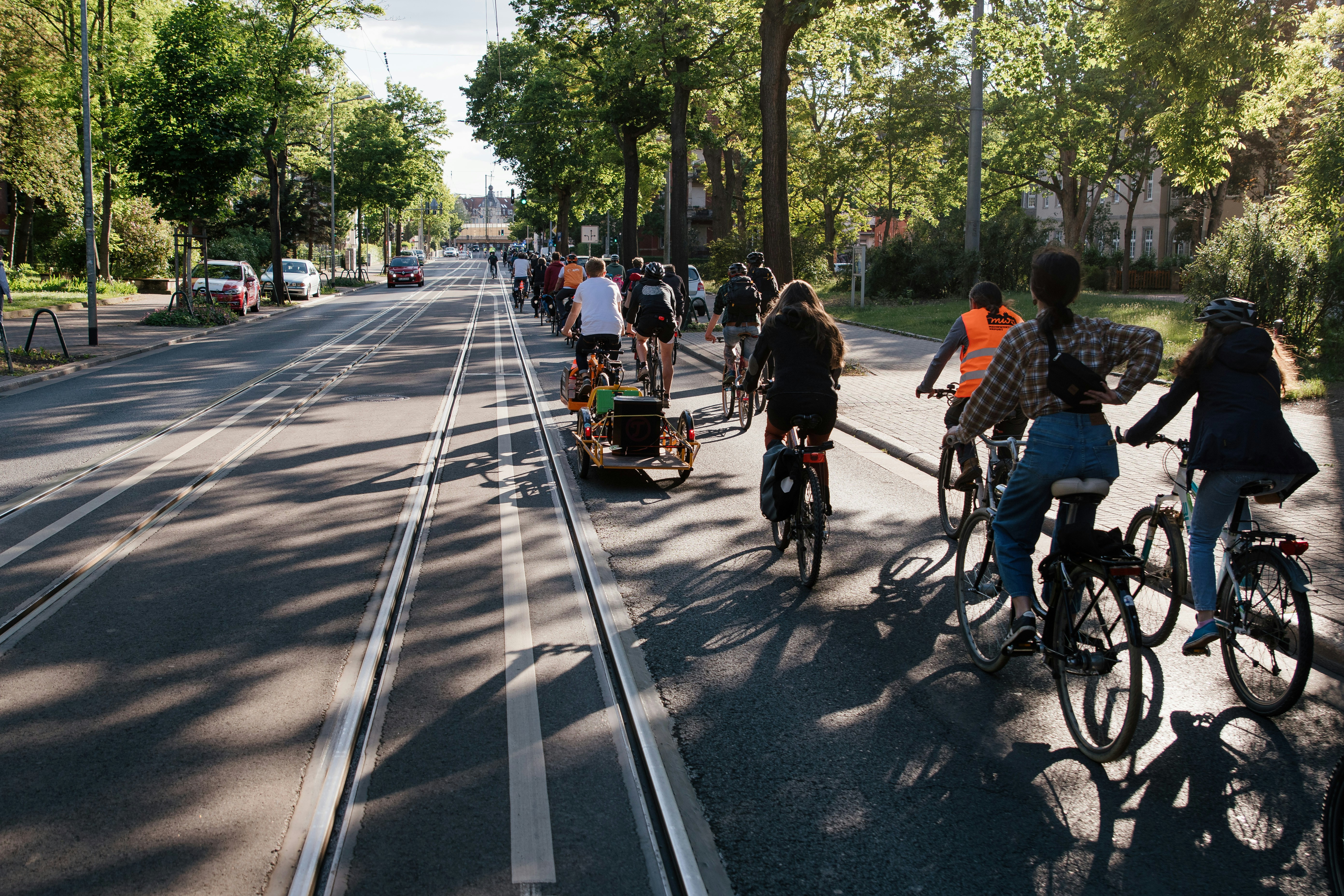 Foto Gente montando en bicicleta en la carretera durante el día ...