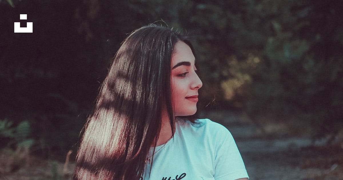 Foto Mujer Con Camiseta Blanca Y Pantalón Negro Sentada En El Suelo