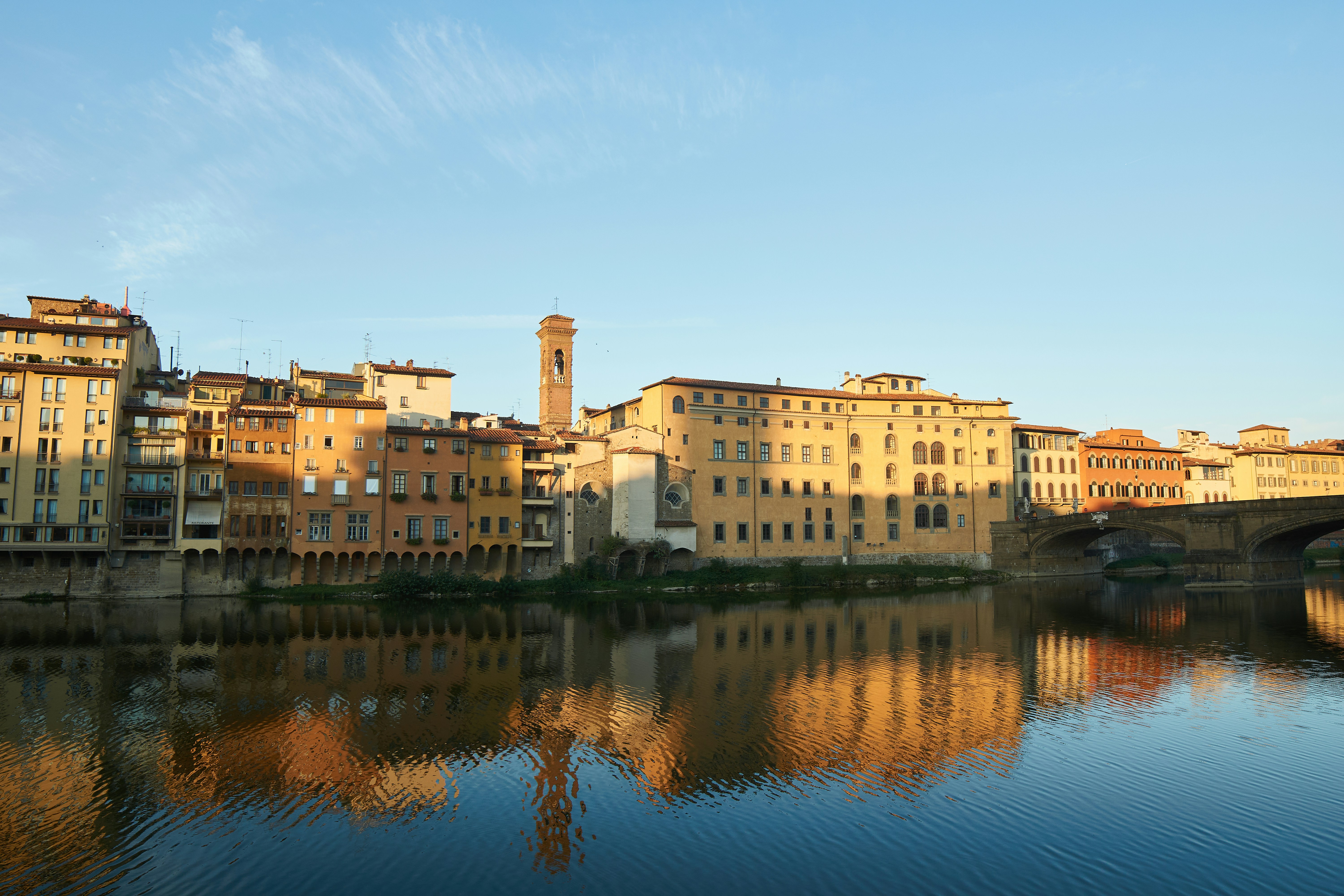 Edificio in cemento bianco vicino allo specchio d'acqua durante il ...