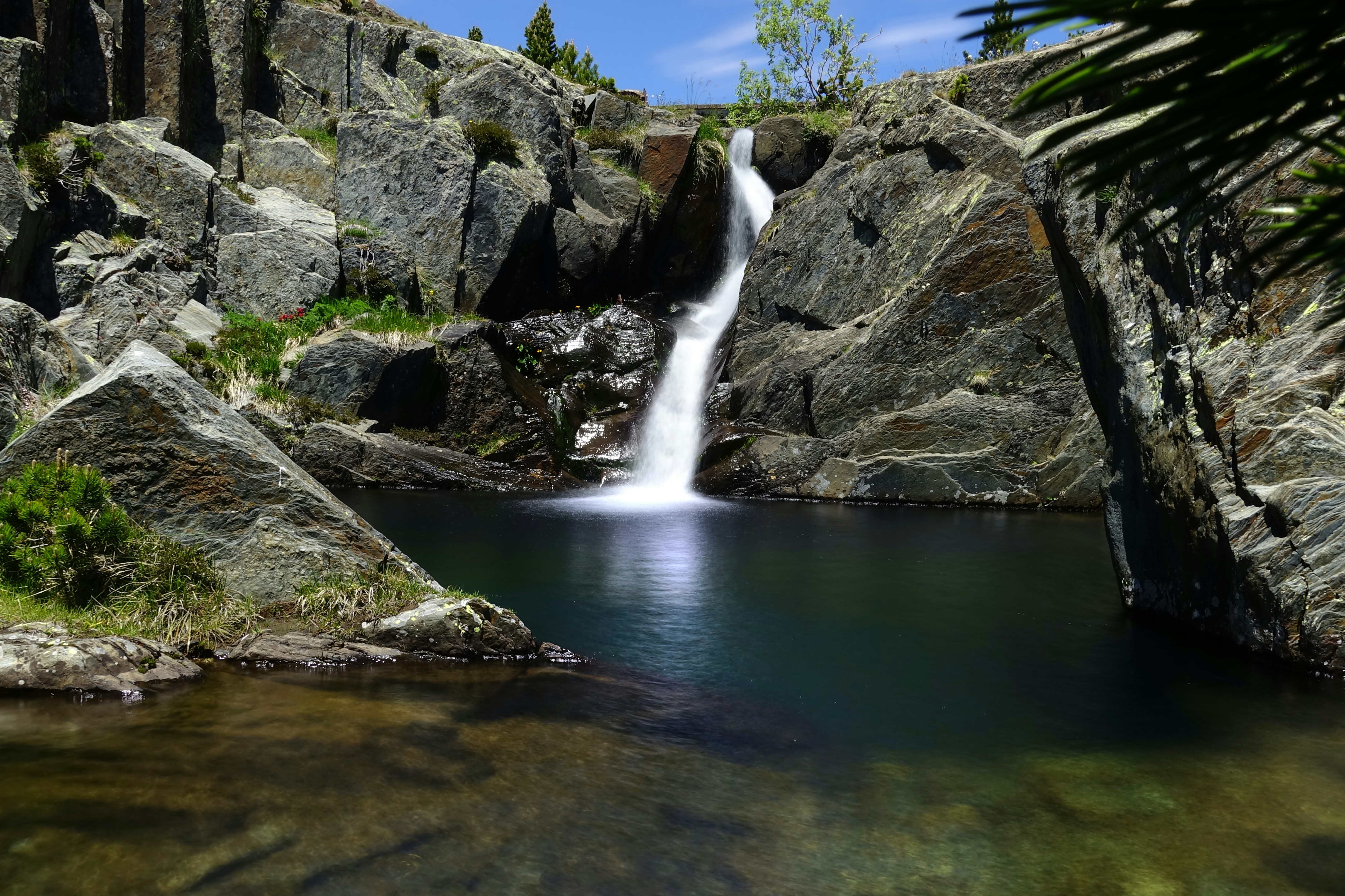 Foto Cascadas entre montañas rocosas grises durante el día – Imagen ...