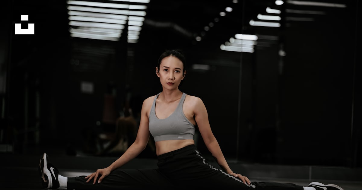 회색 탱크 탑과 검은 바지를 입은 여자가 바닥에 앉아 사진 Unsplash의 무료 웰빙 이미지