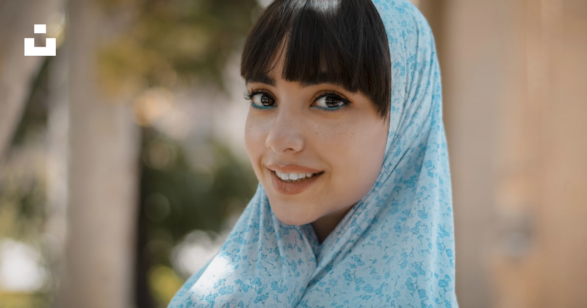 青と白の花柄のヒジャーブを着た女性の写真 Unsplashのイランの無料画像