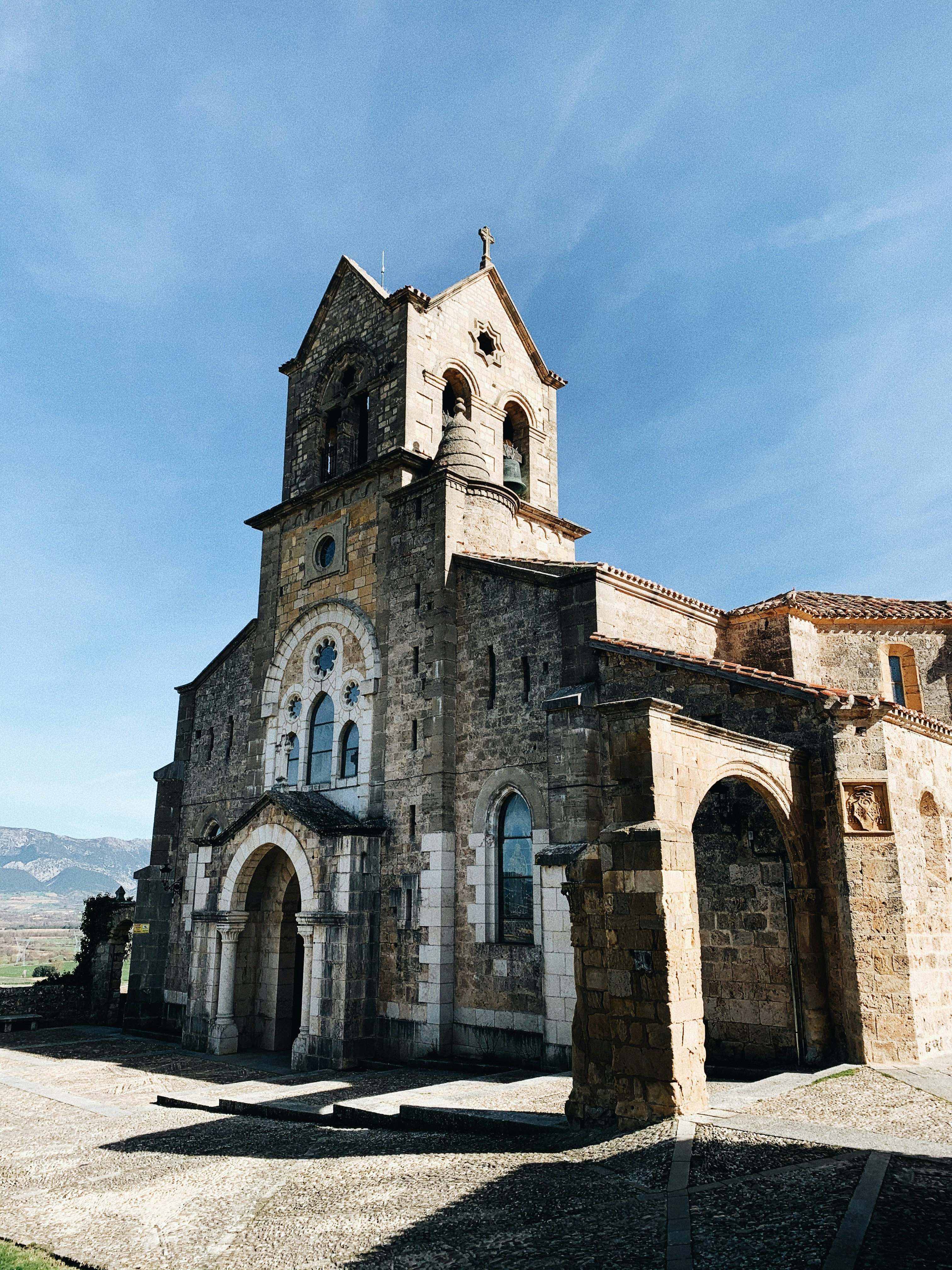Iglesia de hormigón marrón bajo el cielo azul durante el día foto ...