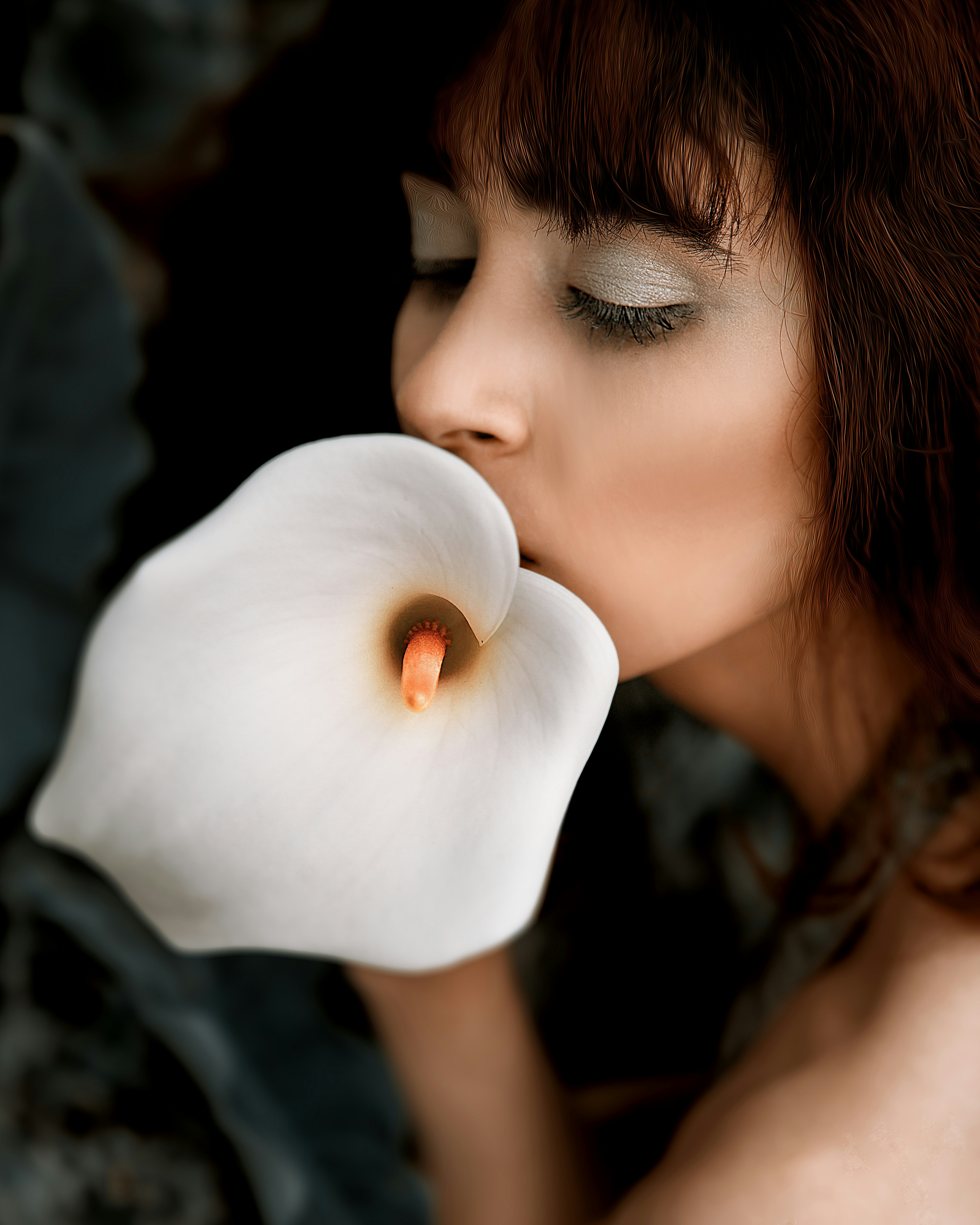 Una mujer con una flor en la boca foto – Imagen de Humano gratuita en ...
